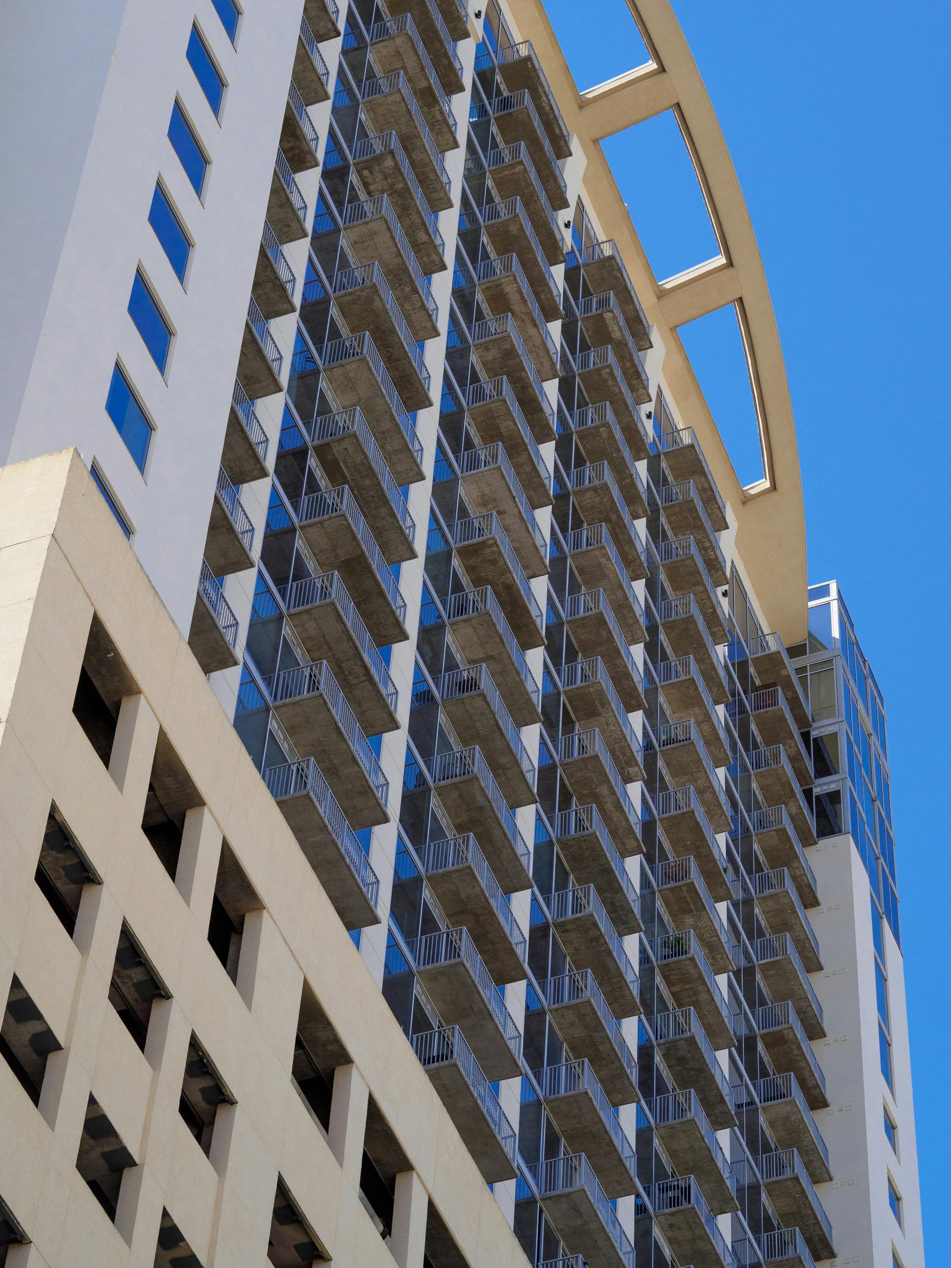 Blue and White Concrete Building · Free Stock Photo