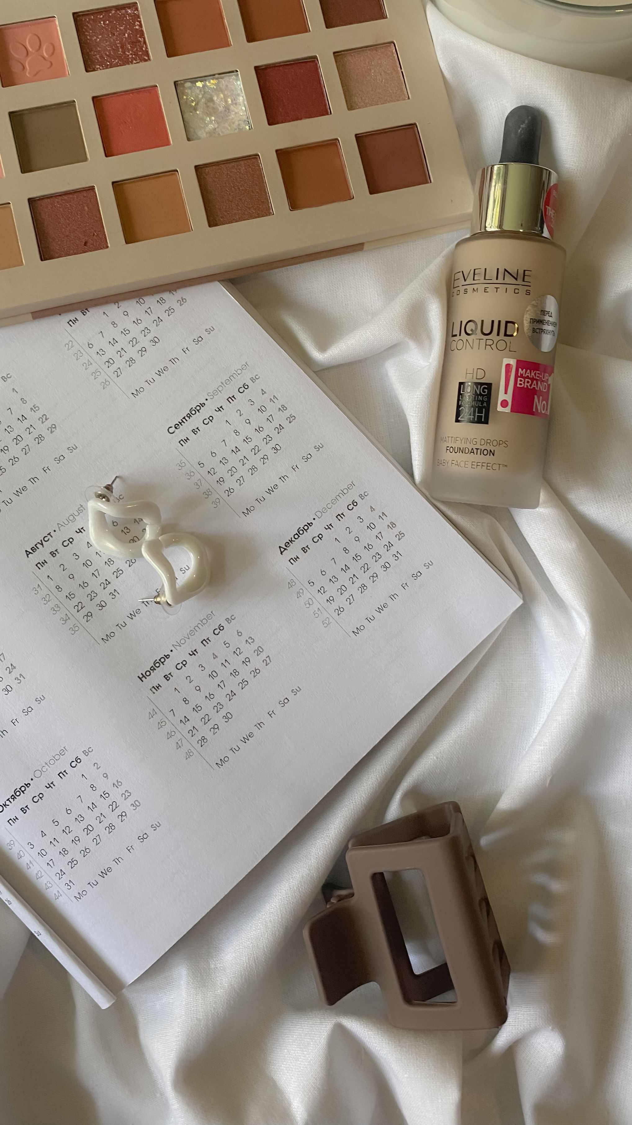 Cosmetic Products ear the Calendar · Free Stock Photo