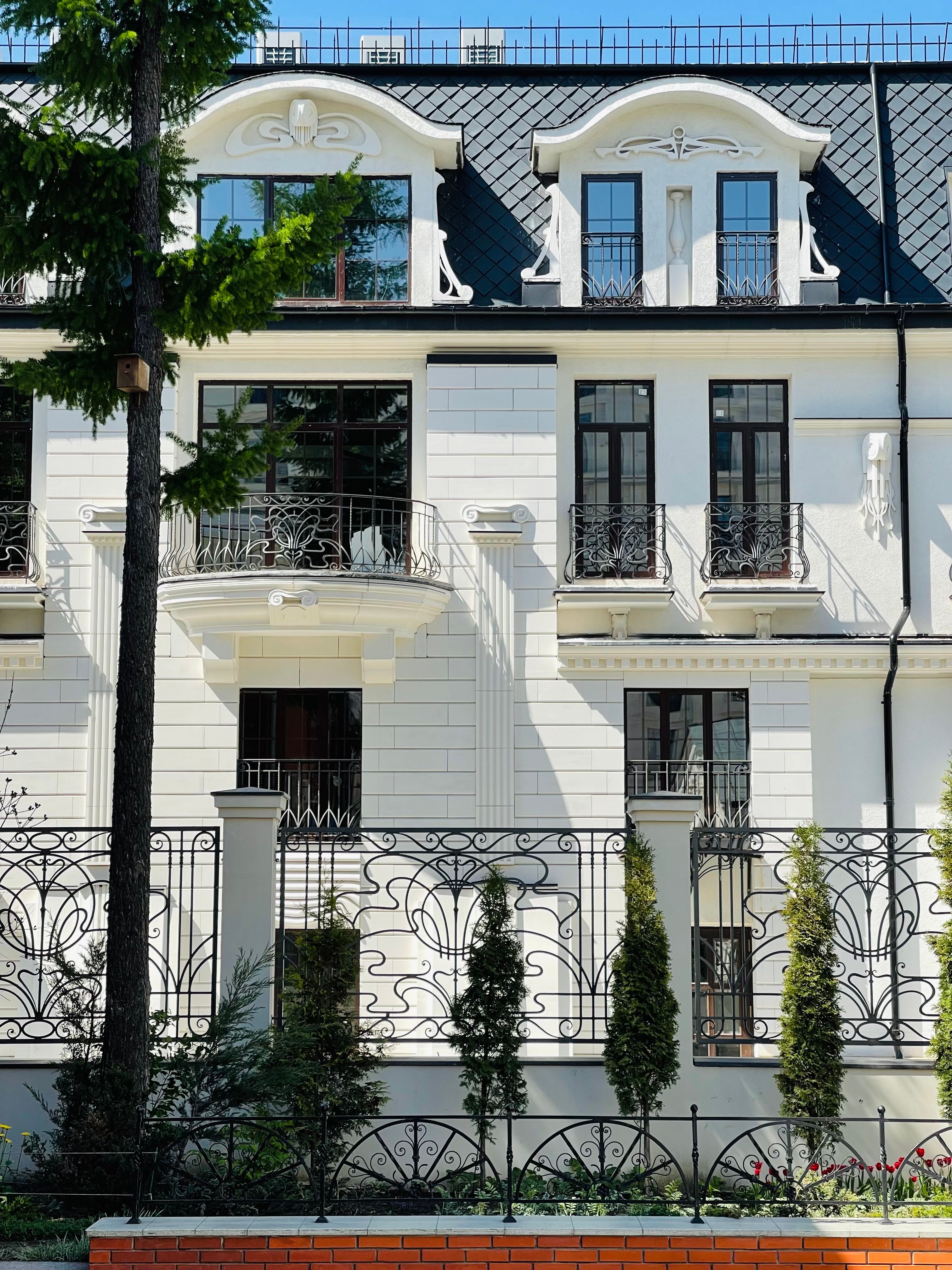 Exterior Design of a White House · Free Stock Photo