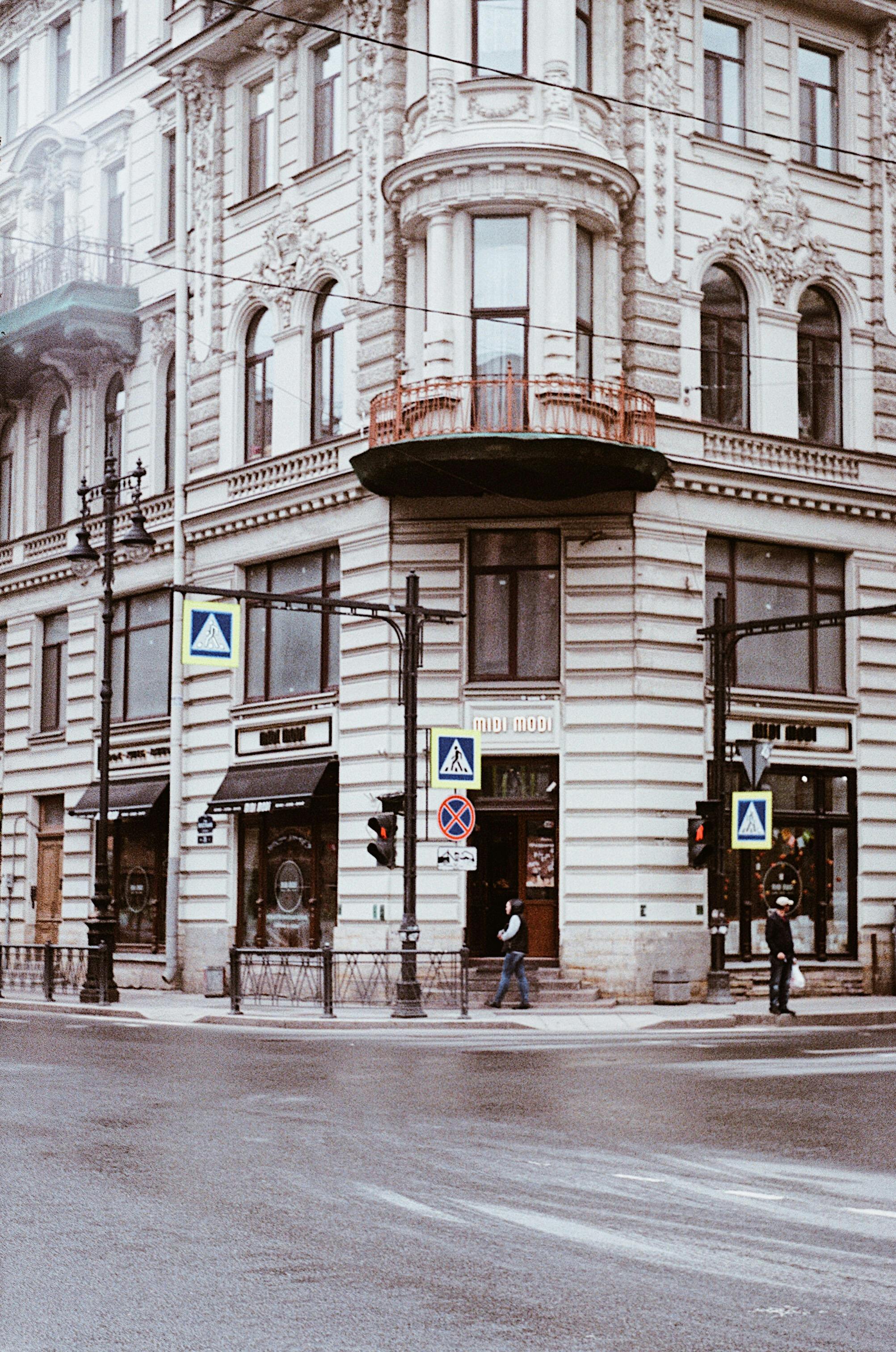 Elegant Corner Tenement in City · Free Stock Photo