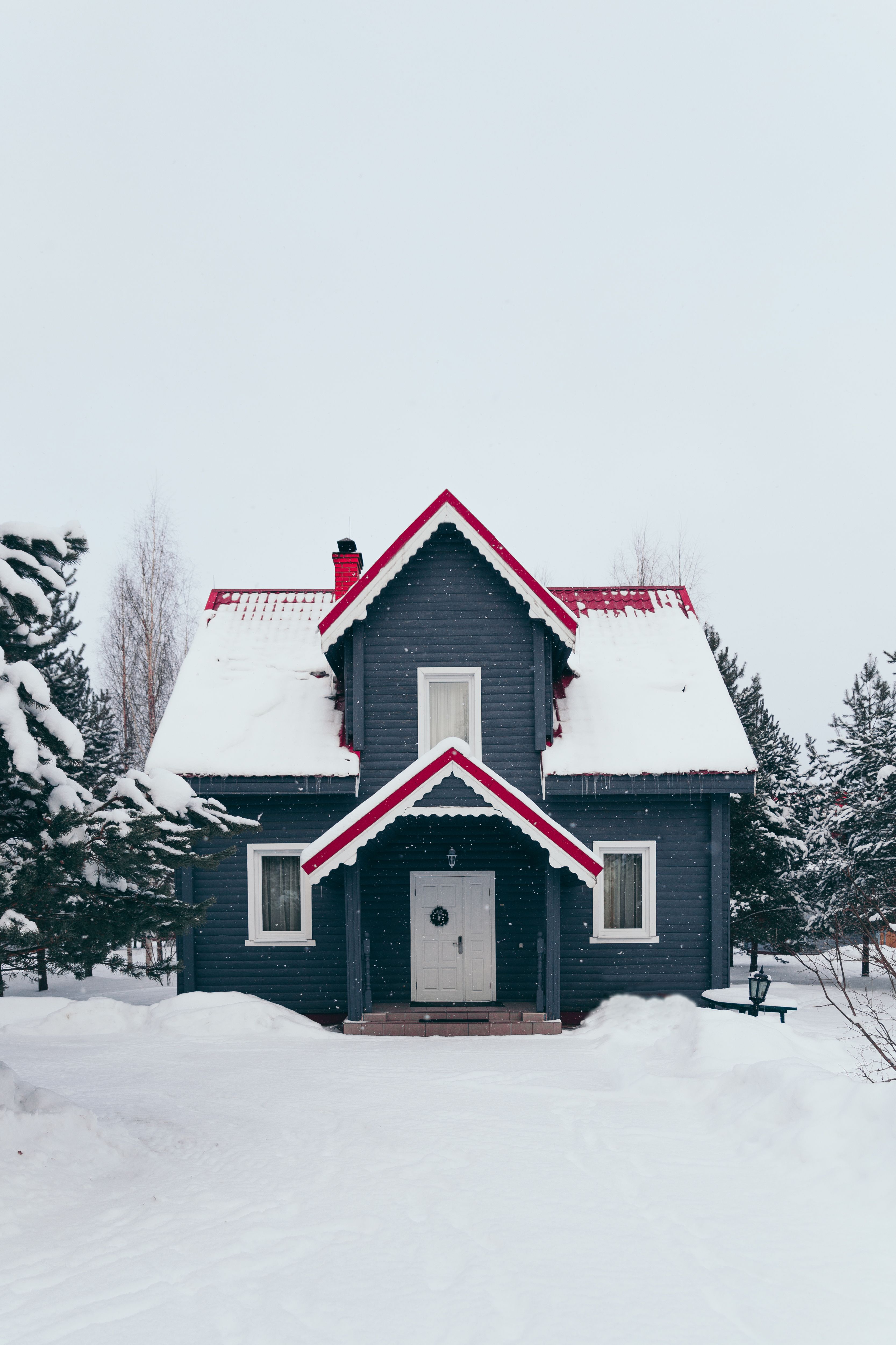Snow on and around House · Free Stock Photo