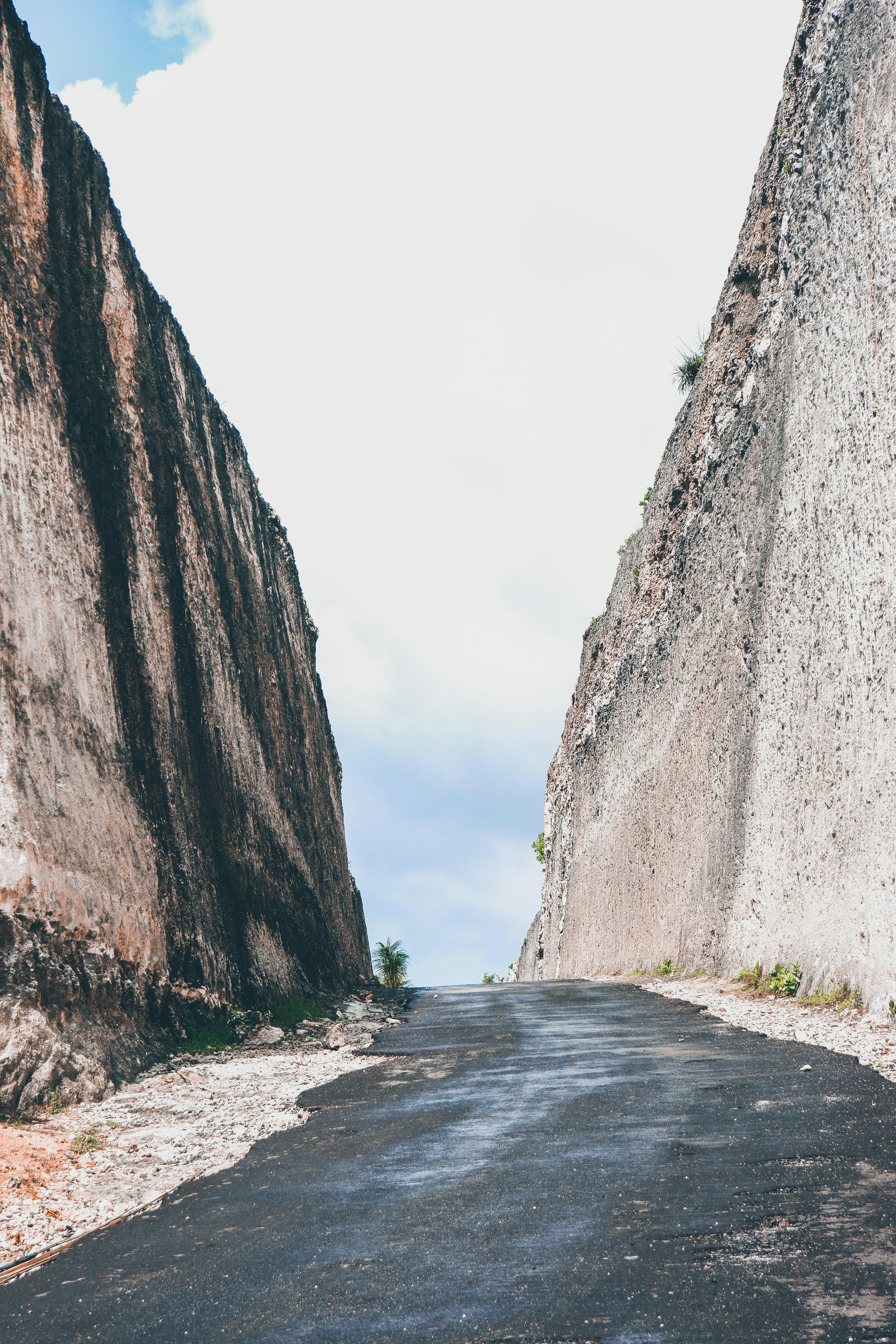Pathway between Cliff Mountains · Free Stock Photo