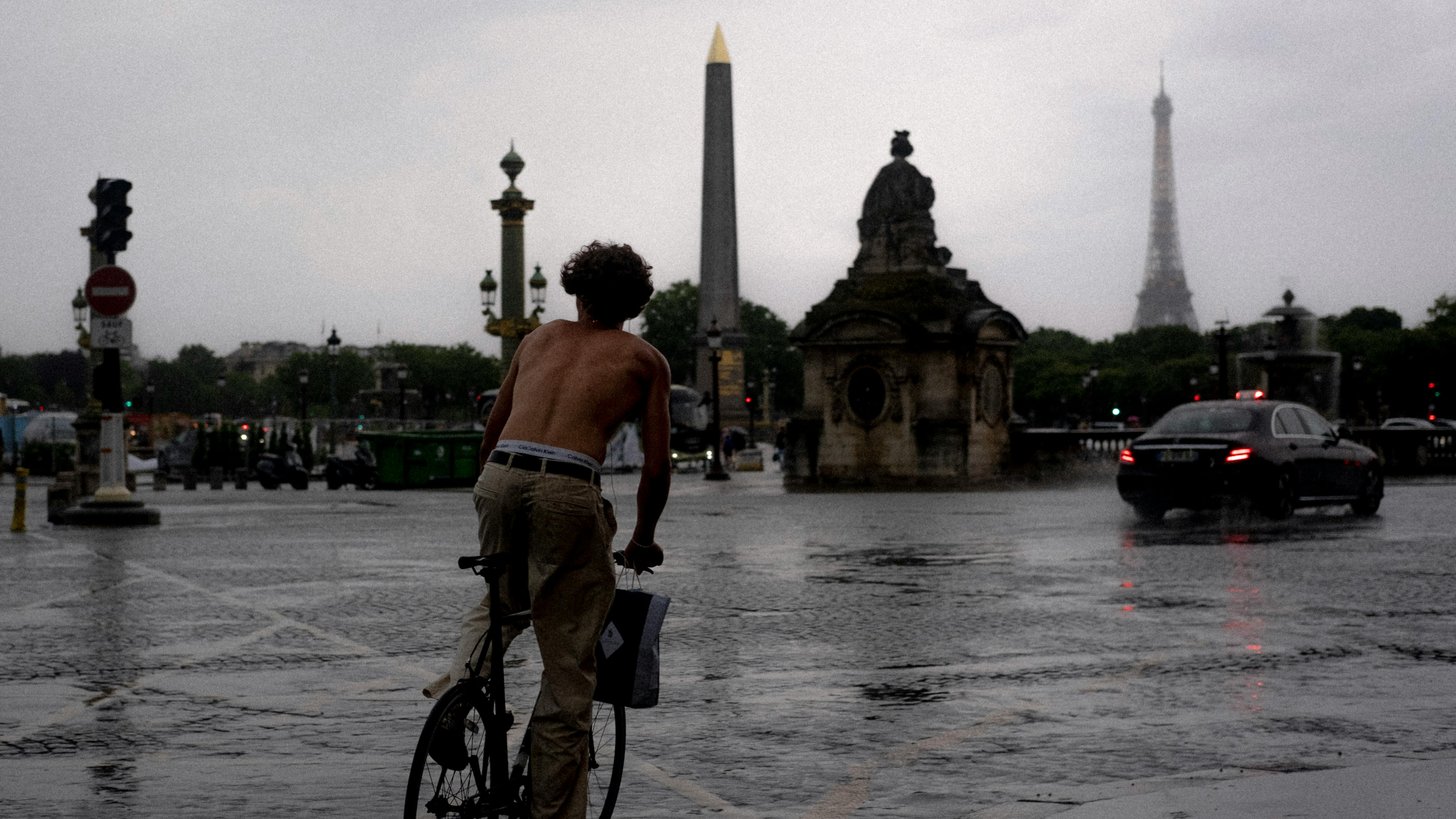 Cycling In Rain Photos, Download The BEST Free Cycling In Rain Stock ...