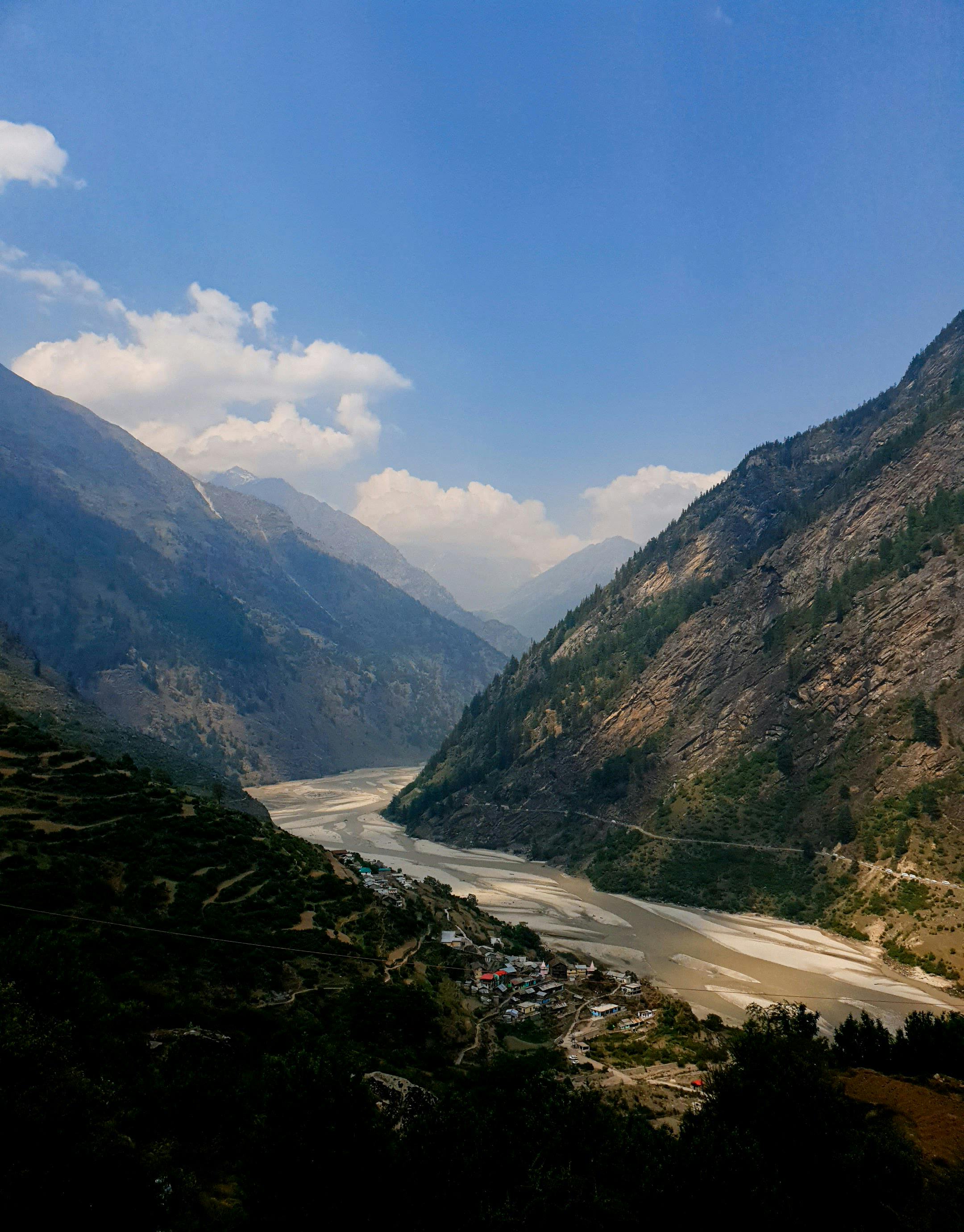 River between Mountains · Free Stock Photo