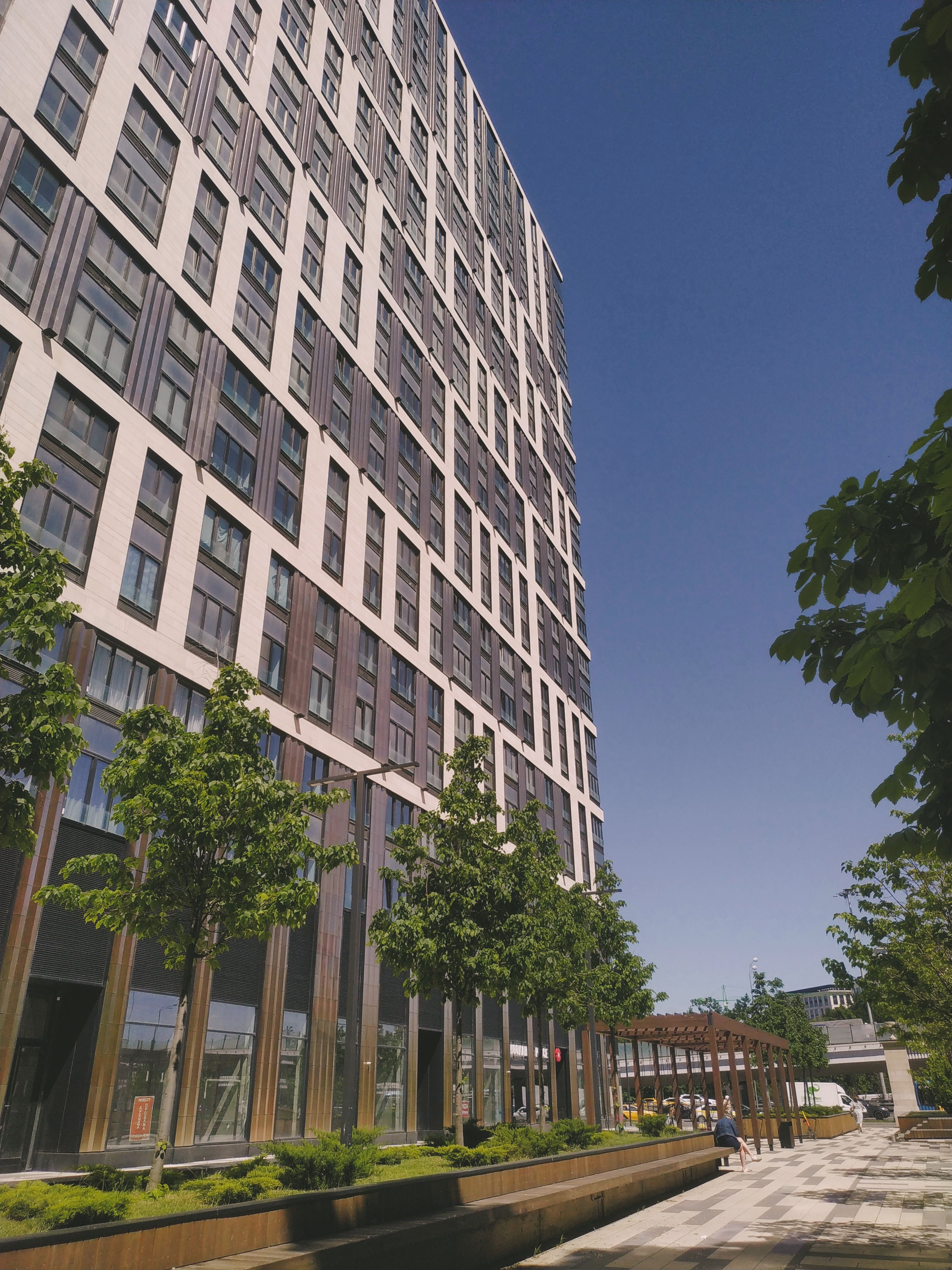 Modern Office Building in City · Free Stock Photo