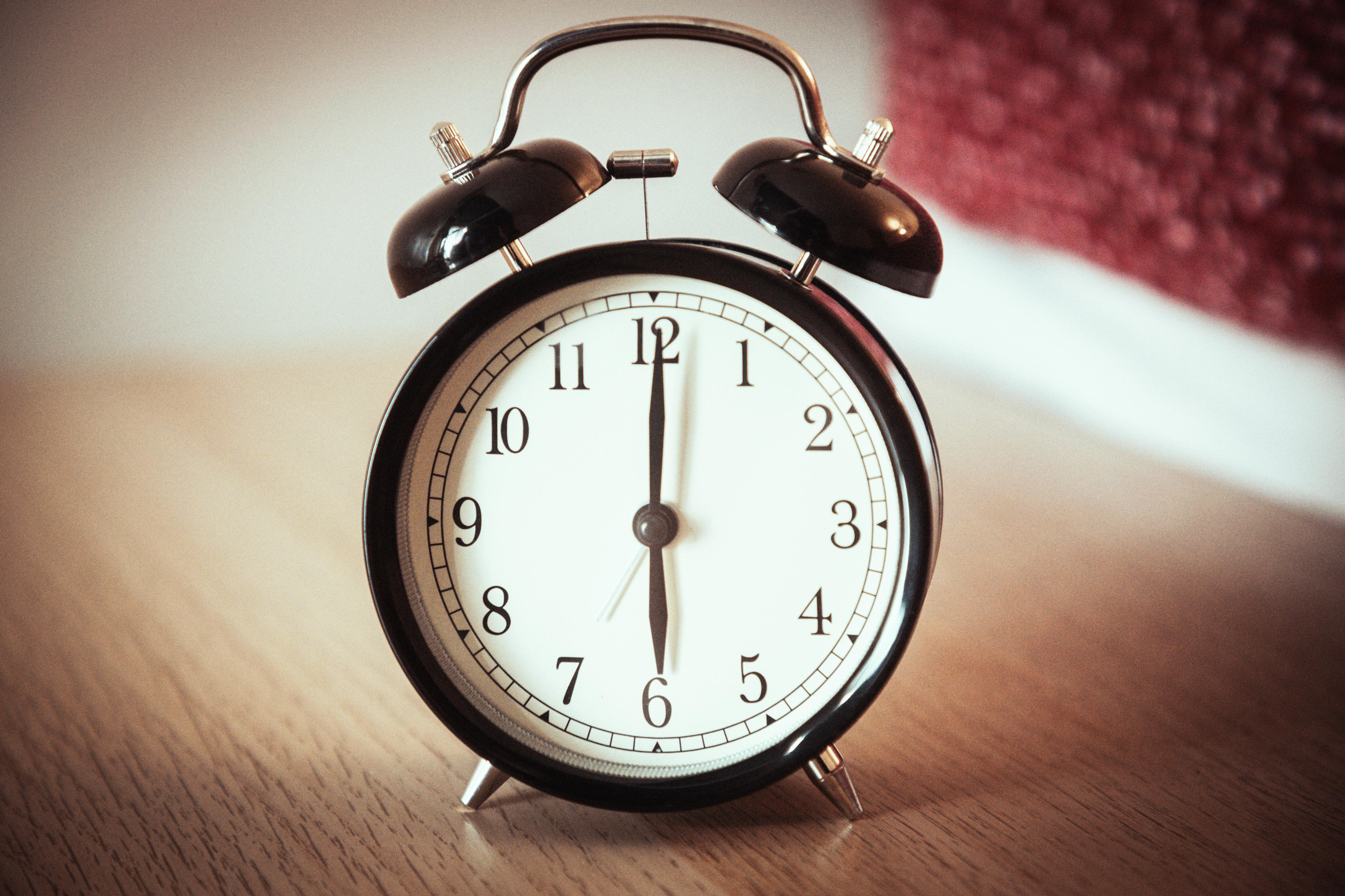 Close-Up Shot of an Alarm Clock · Free Stock Photo