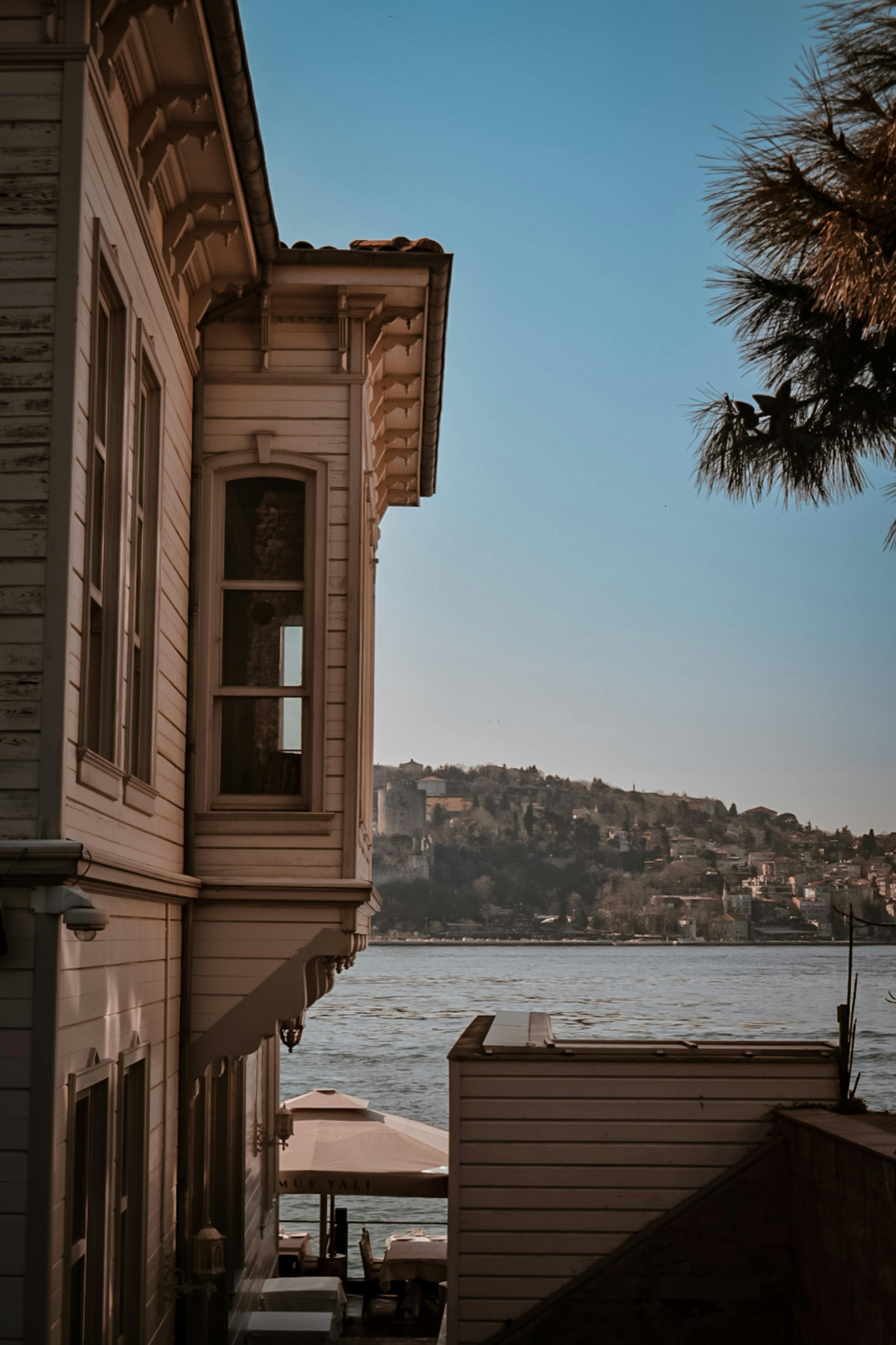 Building near Water · Free Stock Photo