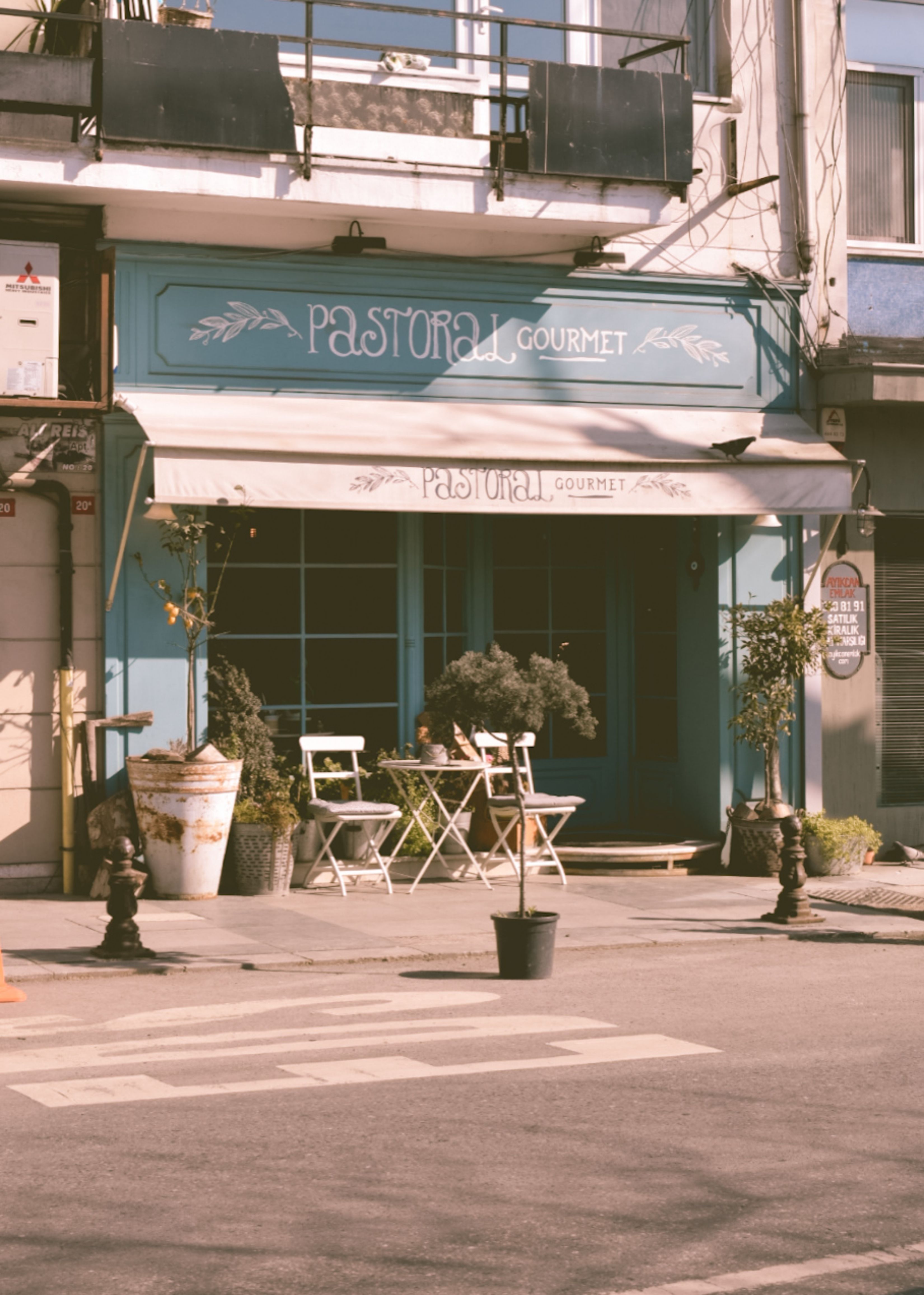 Cafe in Town · Free Stock Photo
