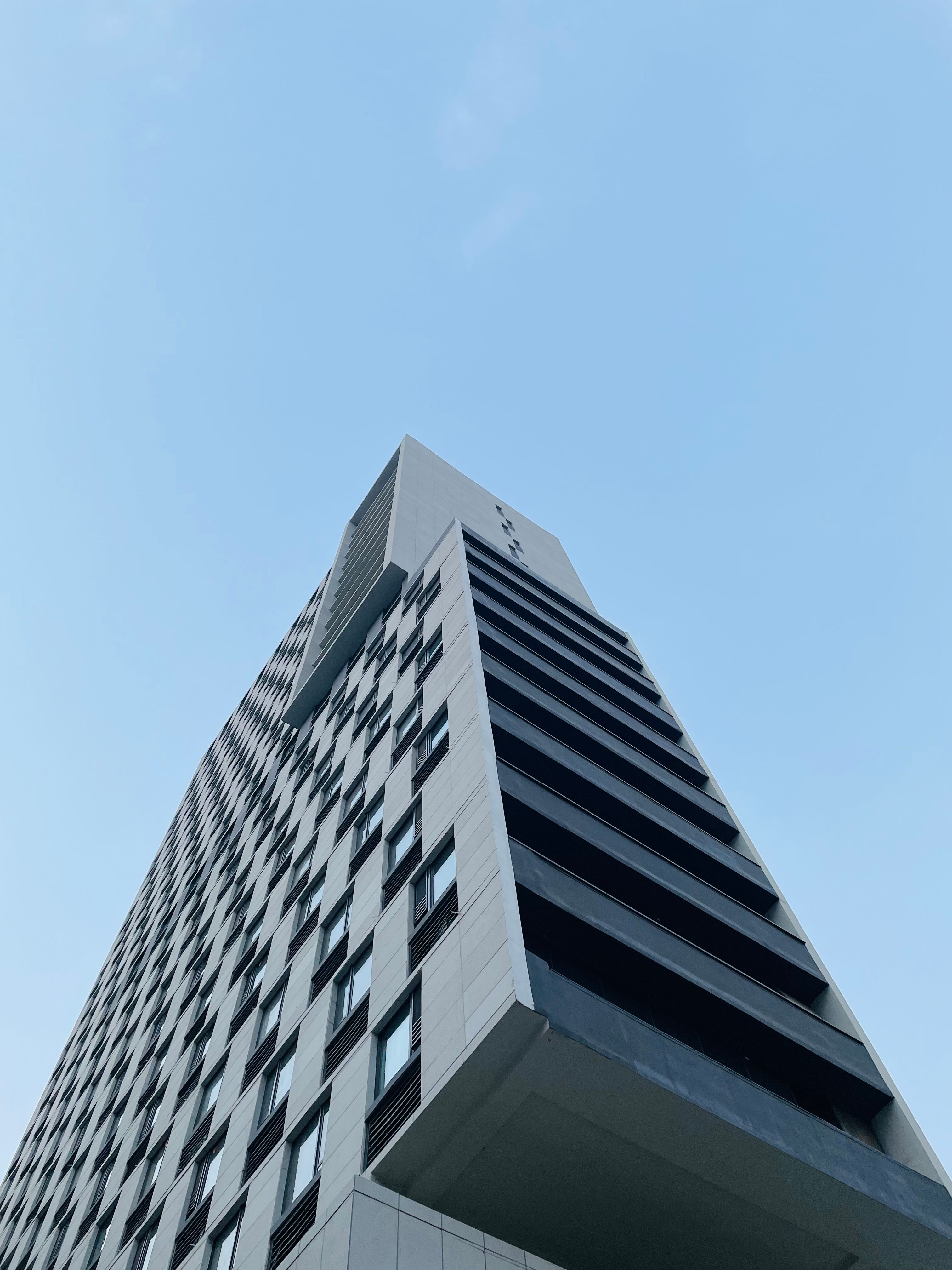 Low Angle Shot of a Building Under the Blue Sky · Free Stock Photo
