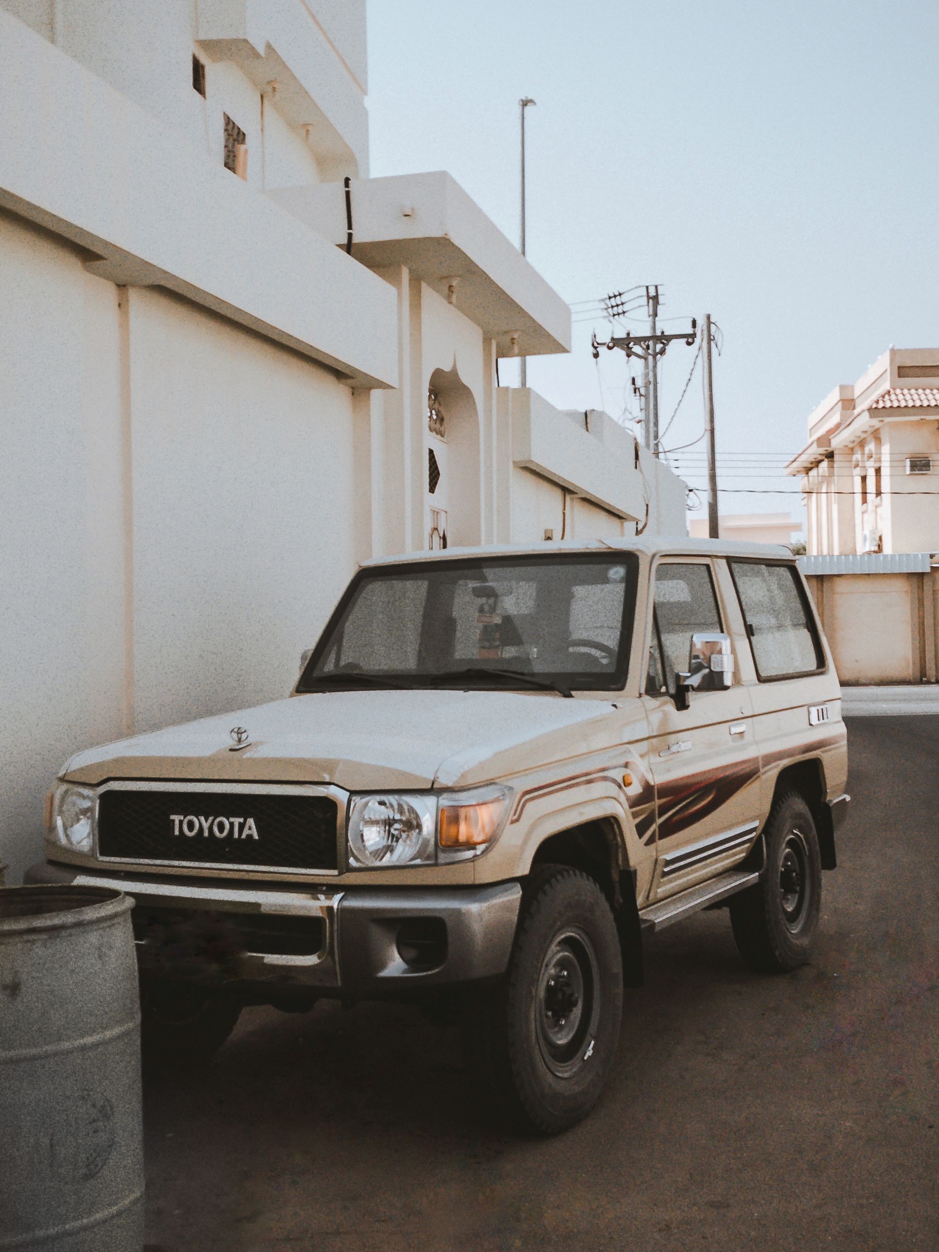 Brown Vehicle Parked on Grassland · Free Stock Photo