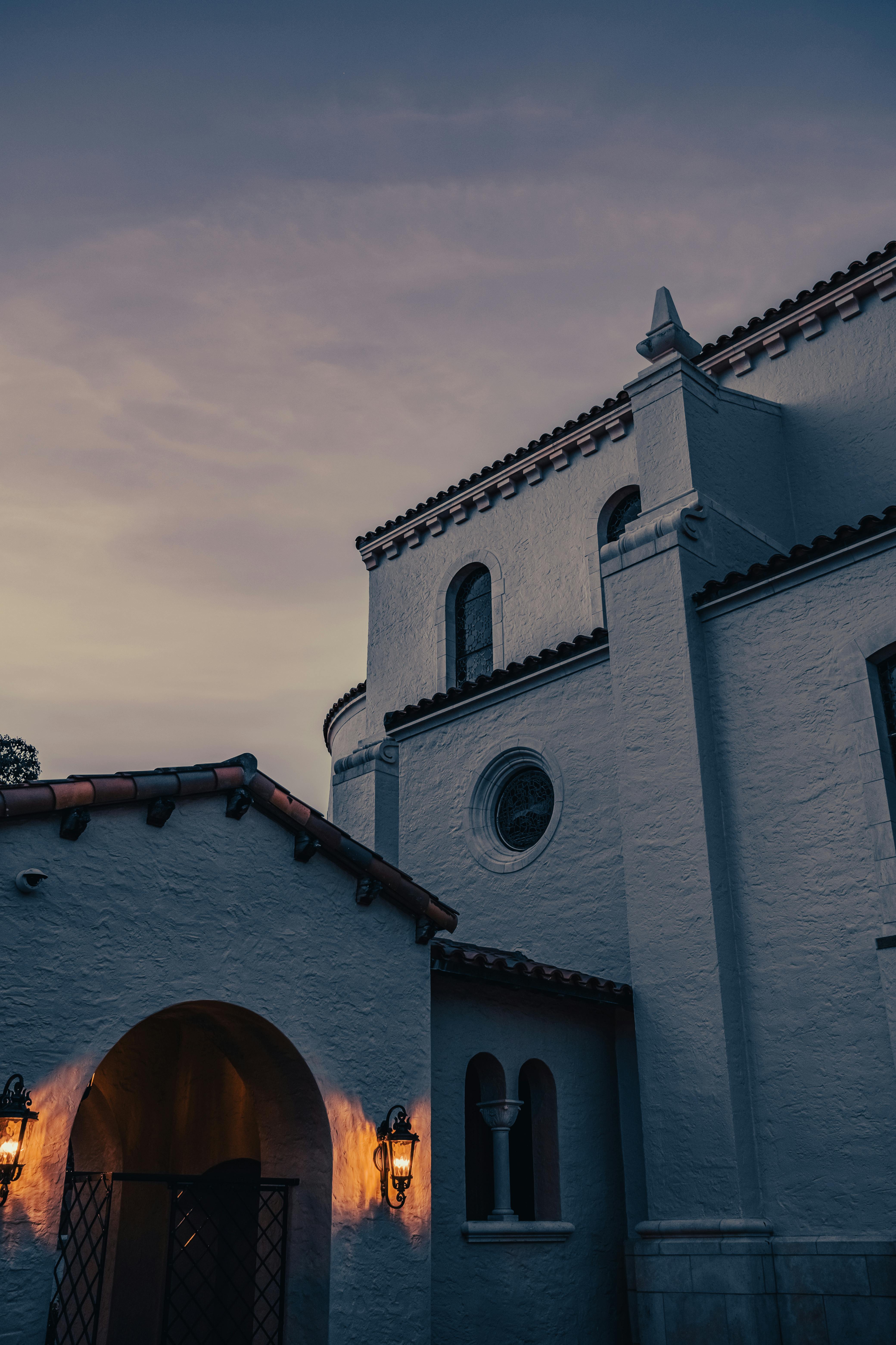 Photo of a Building at Dusk · Free Stock Photo