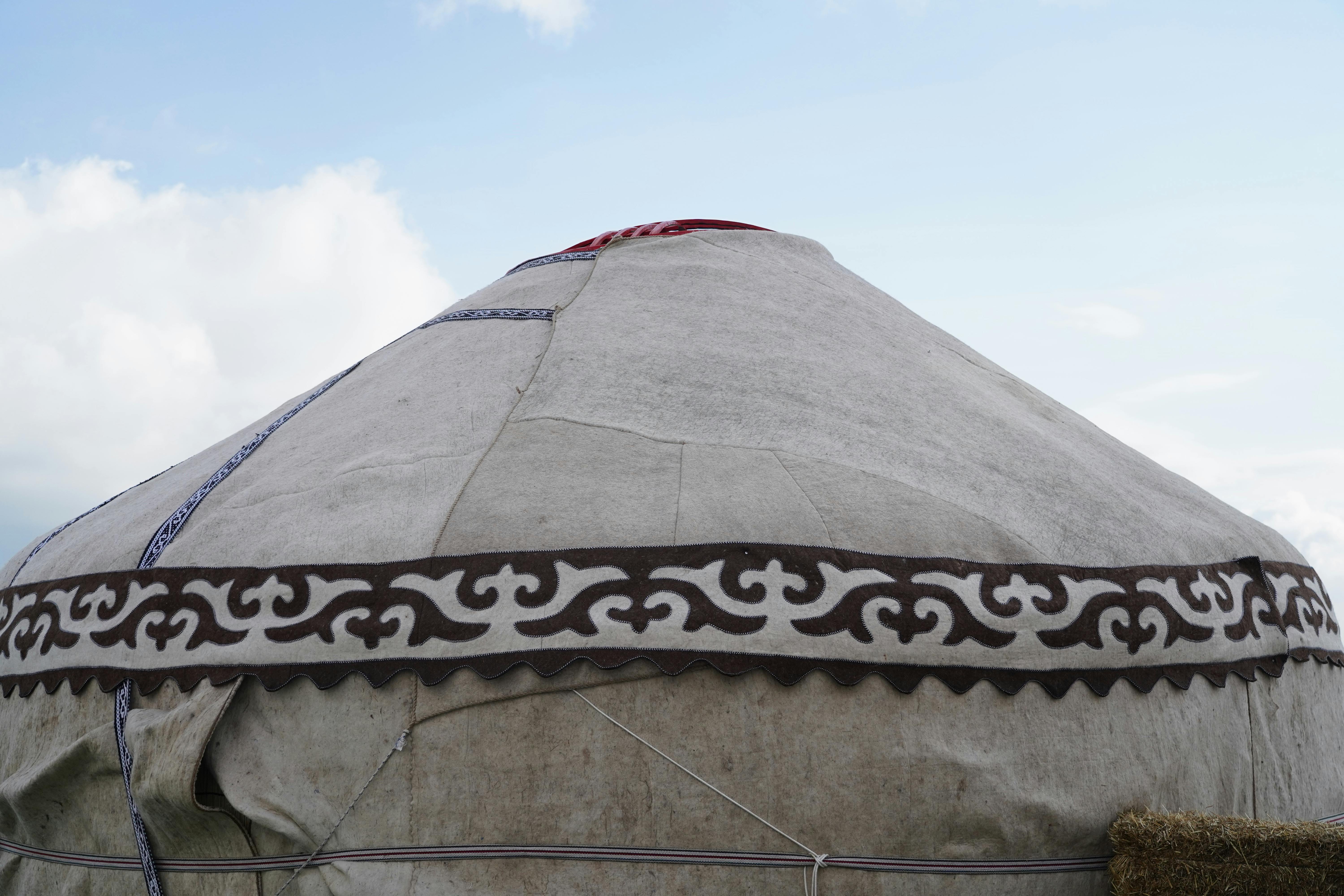 Yurts in a Deserts · Free Stock Photo