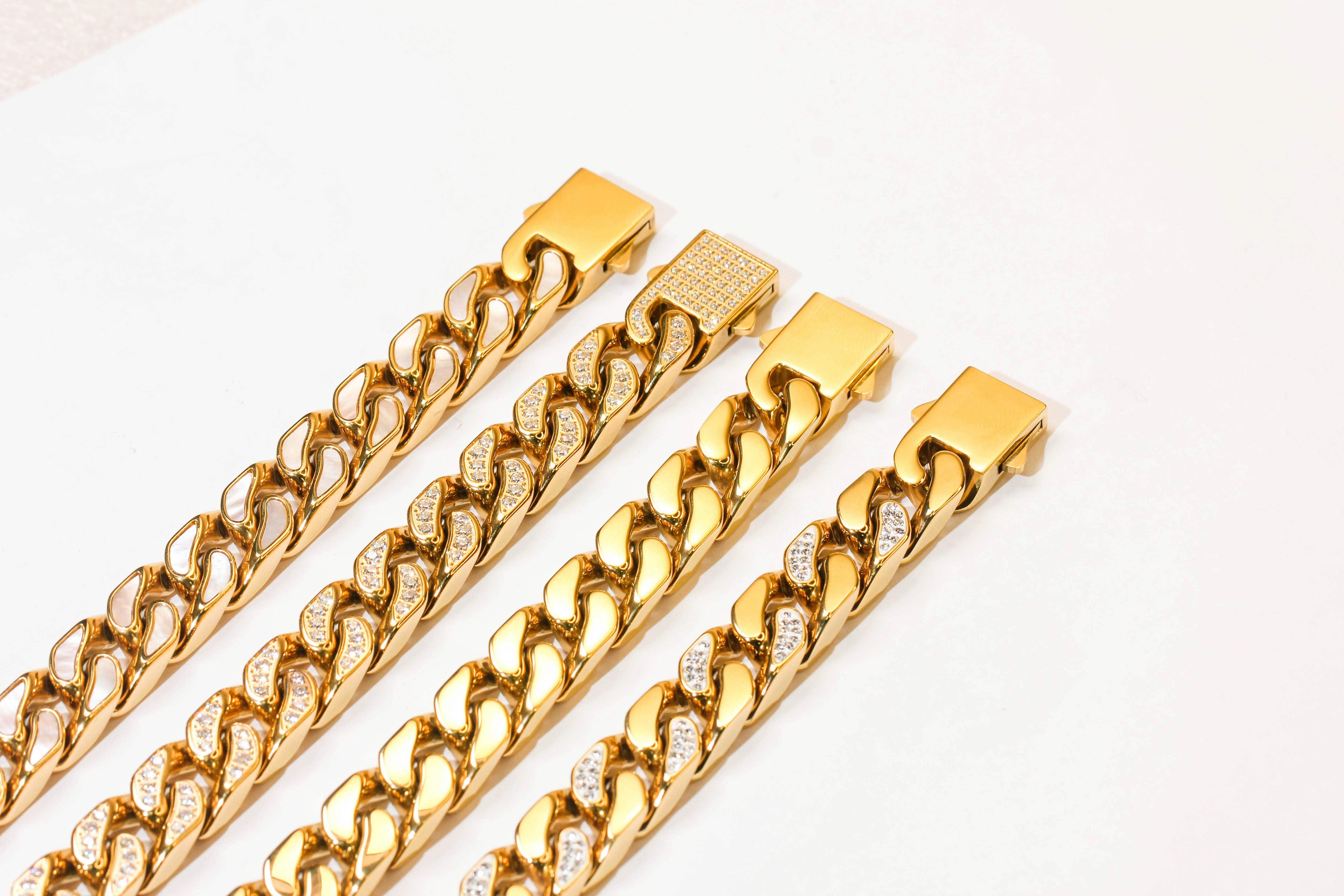 Close-up Shot of Gold Chains · Free Stock Photo