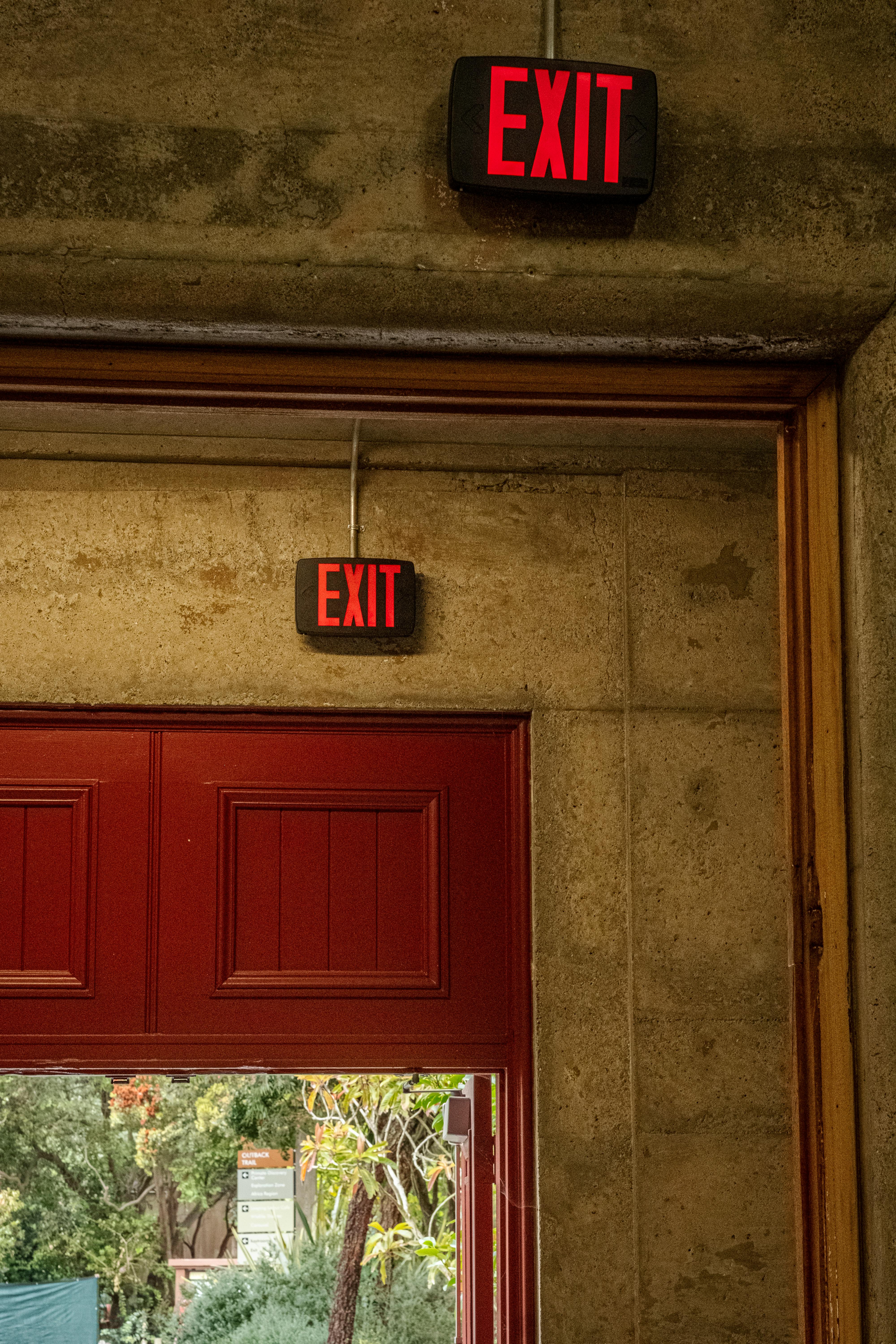 French Exit Text on Wall · Free Stock Photo