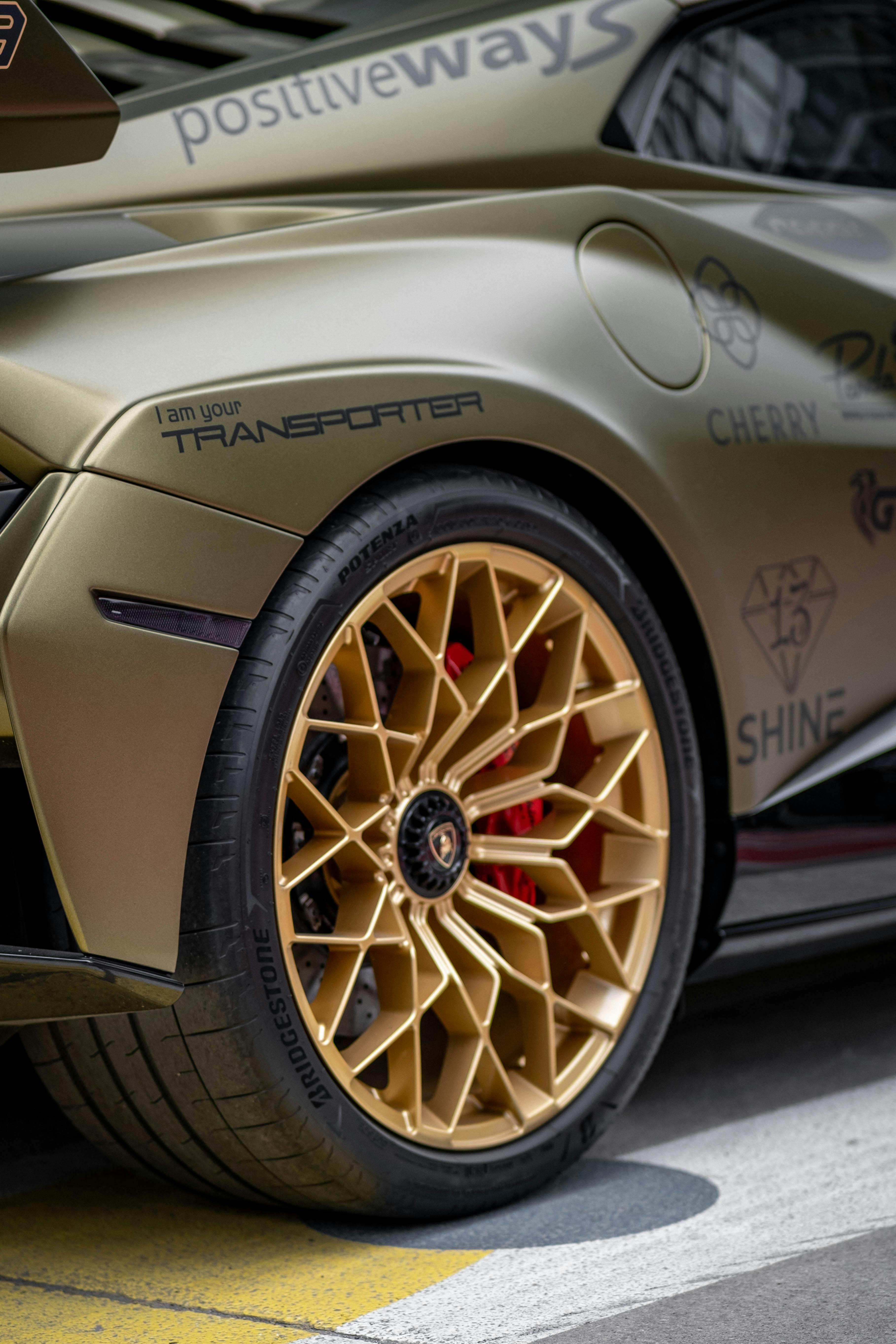 Mag and Wheel of a Lamborghini Sportscar · Free Stock Photo