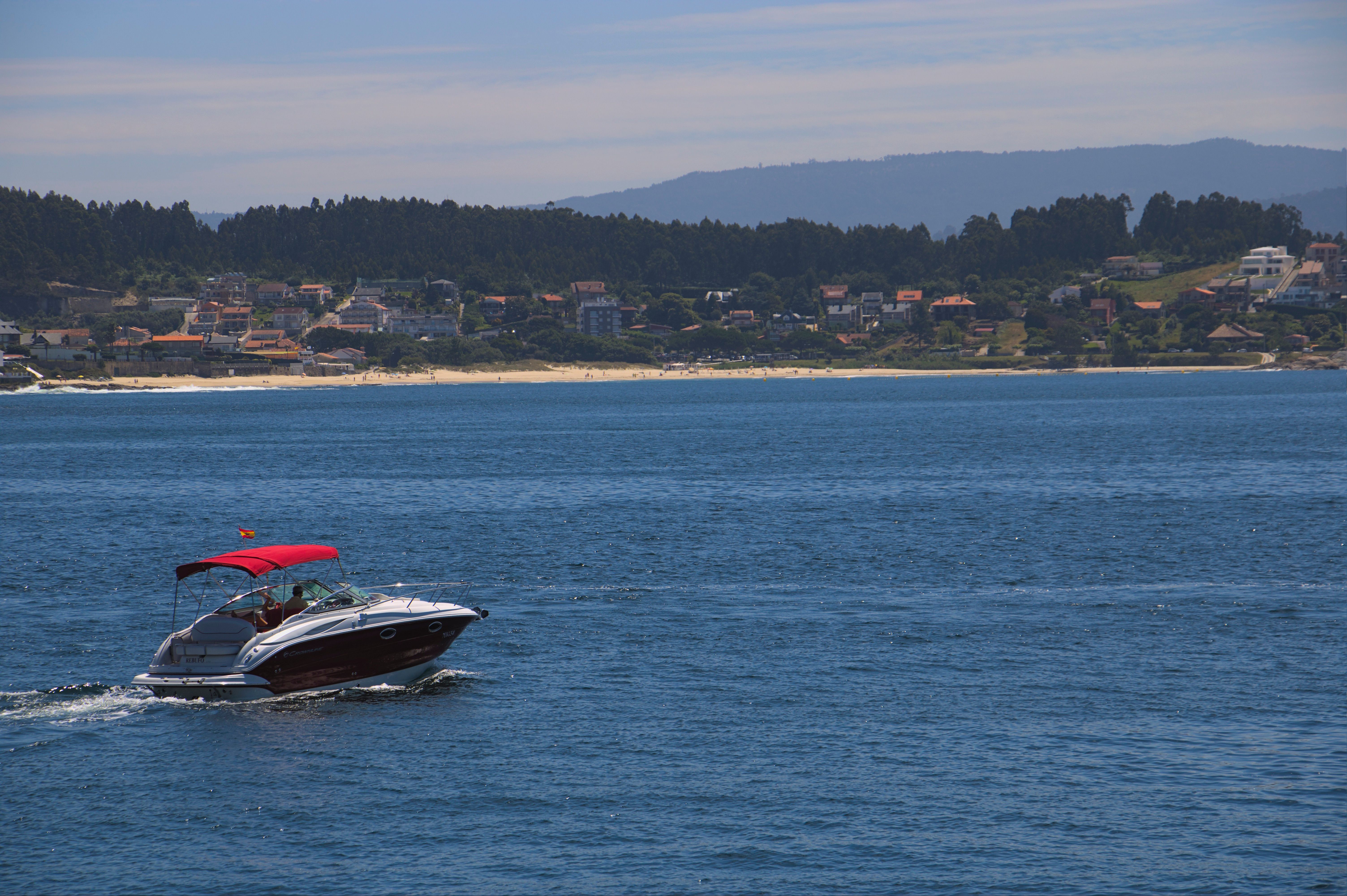 White and Red Speed Boat on Sea · Free Stock Photo