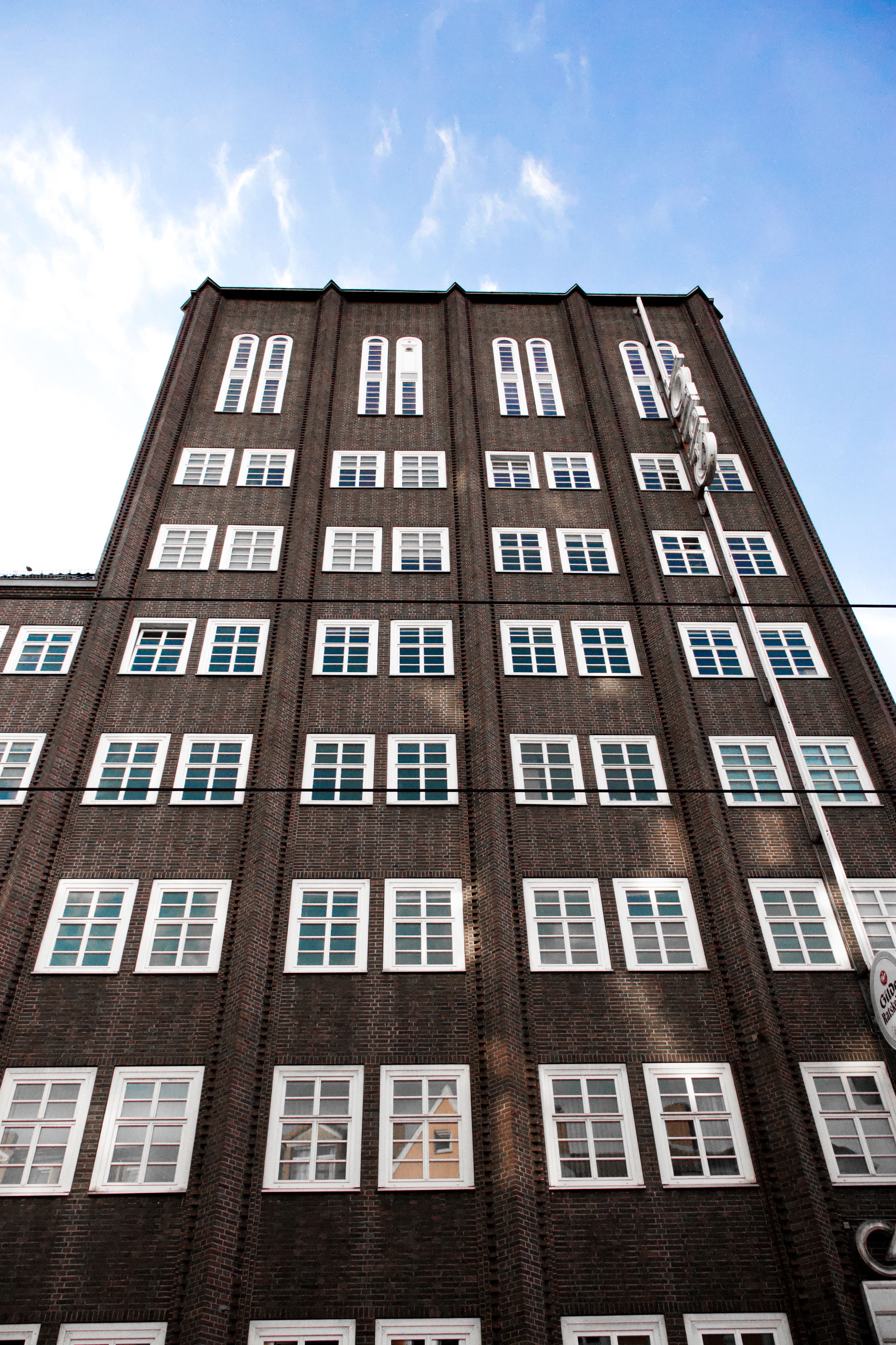 Brown Concrete 4-storey Building · Free Stock Photo