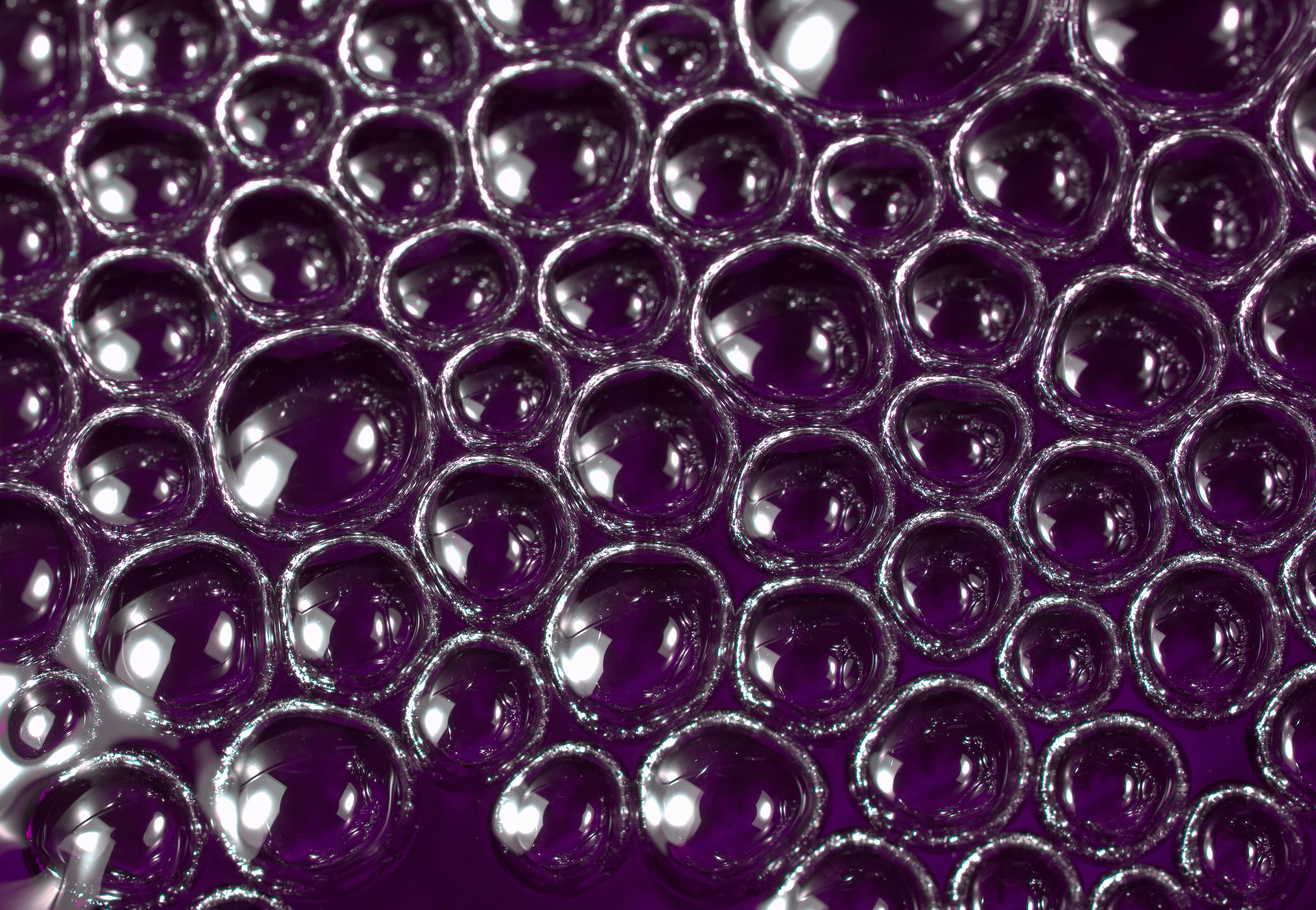 Smooth round colorful shapes with wavy edges · Free Stock Photo