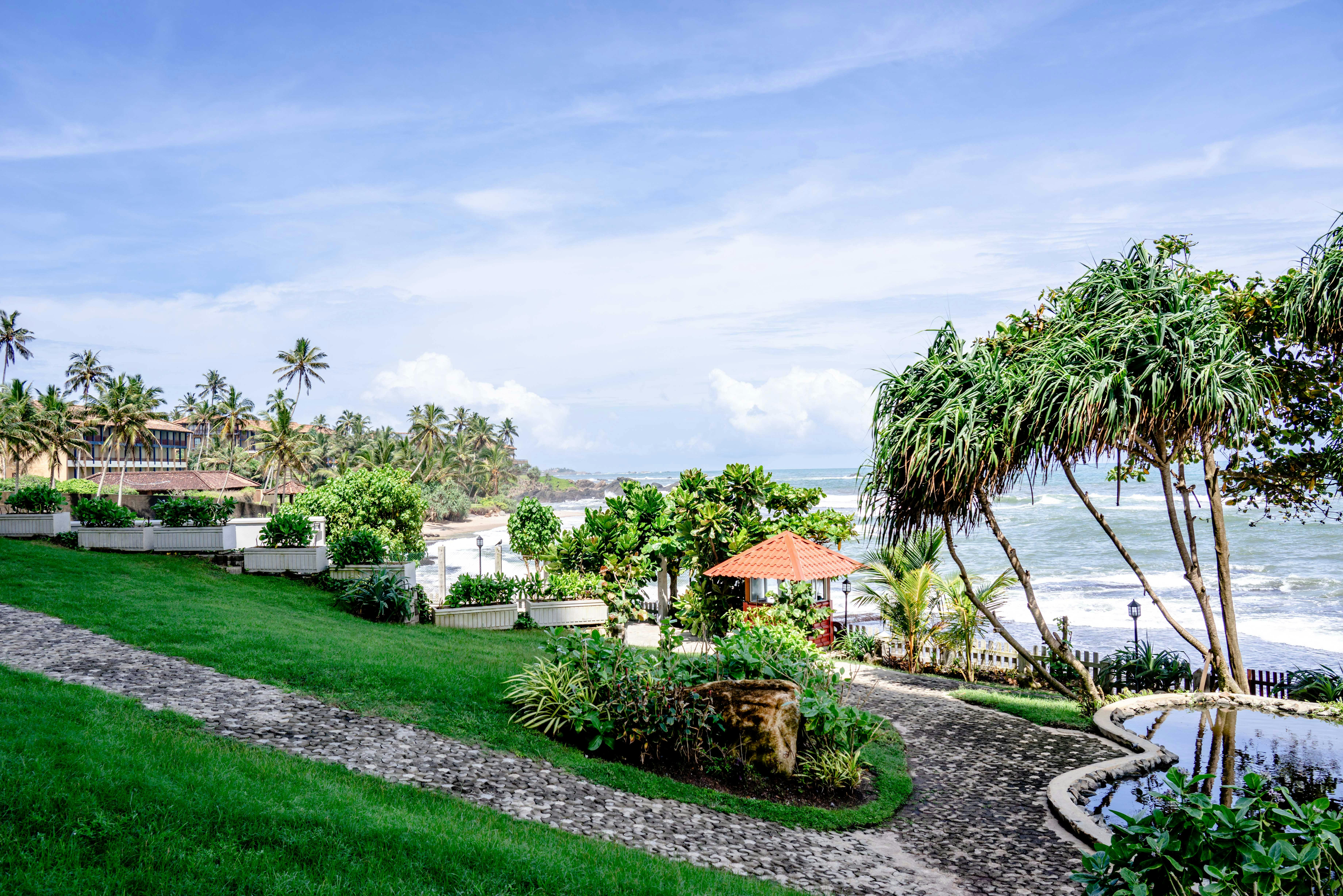 Resort by the Seacoast · Free Stock Photo