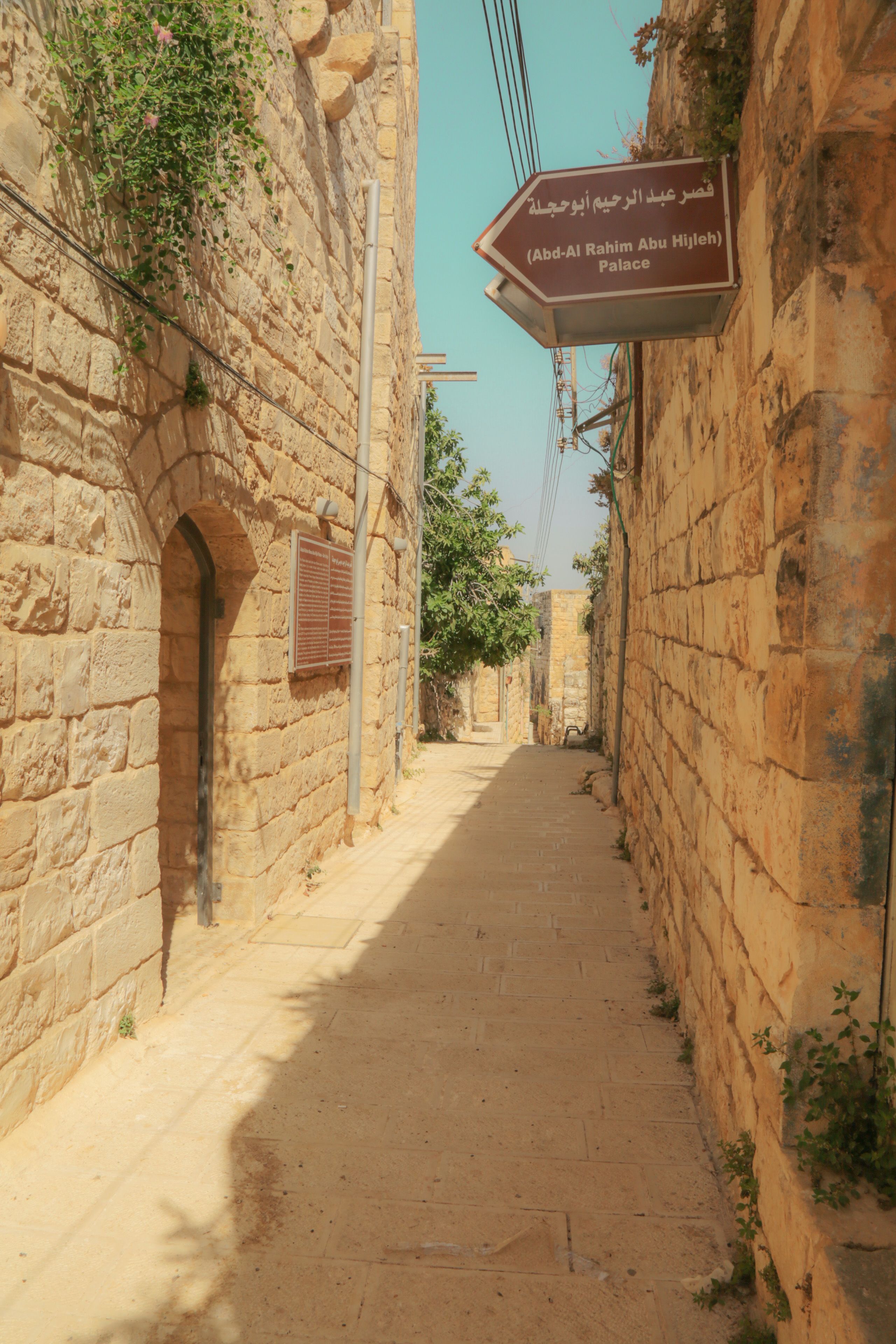 Tunnel Alley towards Tower · Free Stock Photo