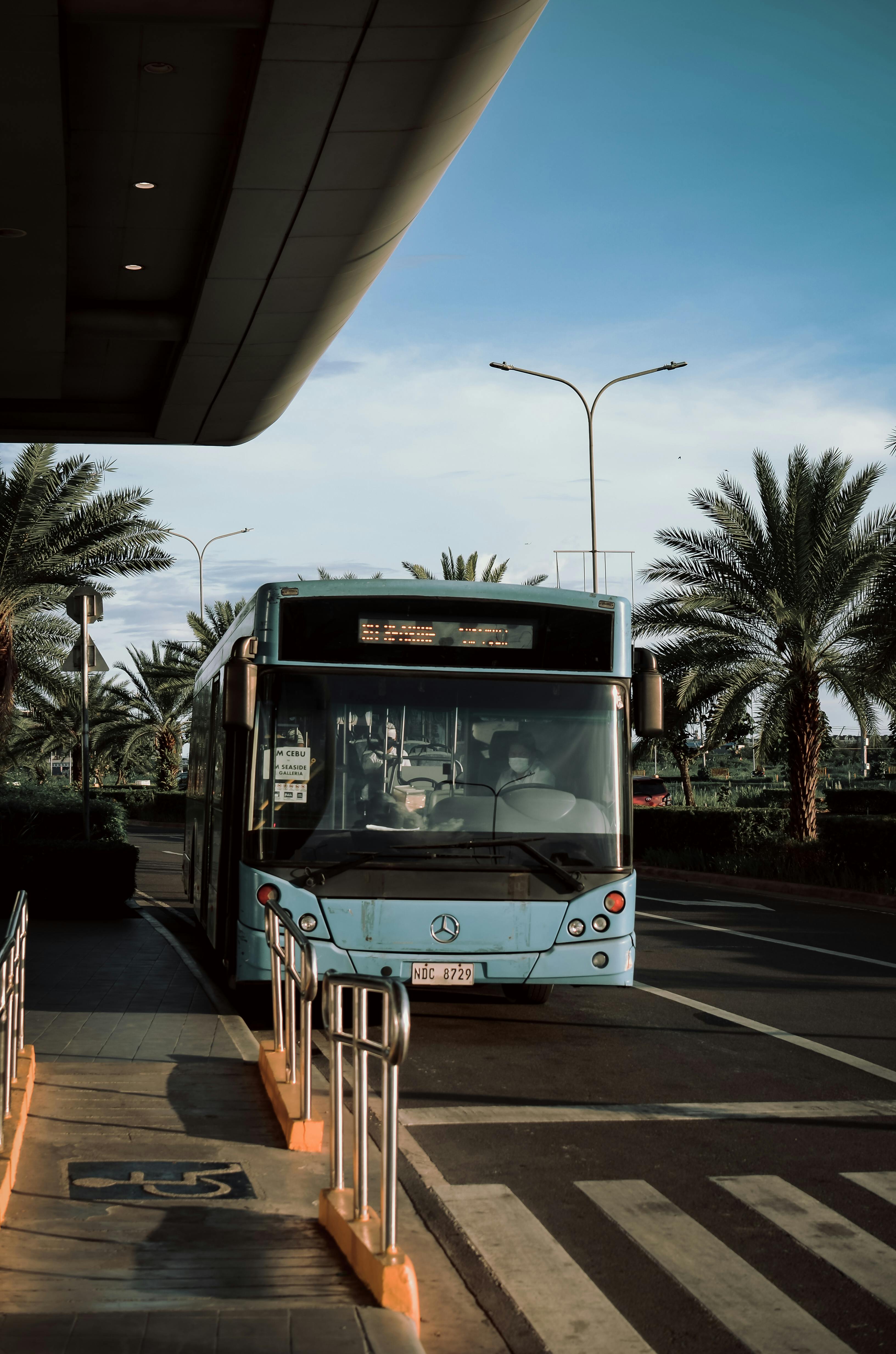 Foto de stock gratuita sobre acera, ambiente urbano, autobús azul ...