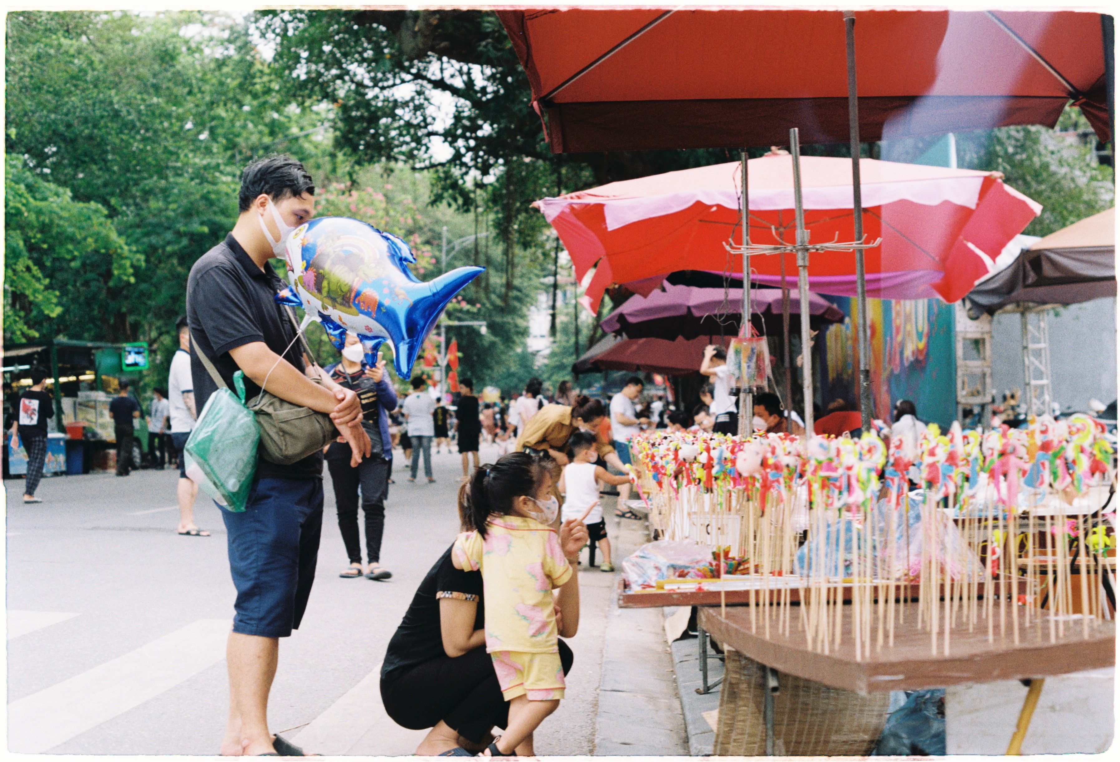 People Shopping on the Street · Free Stock Photo