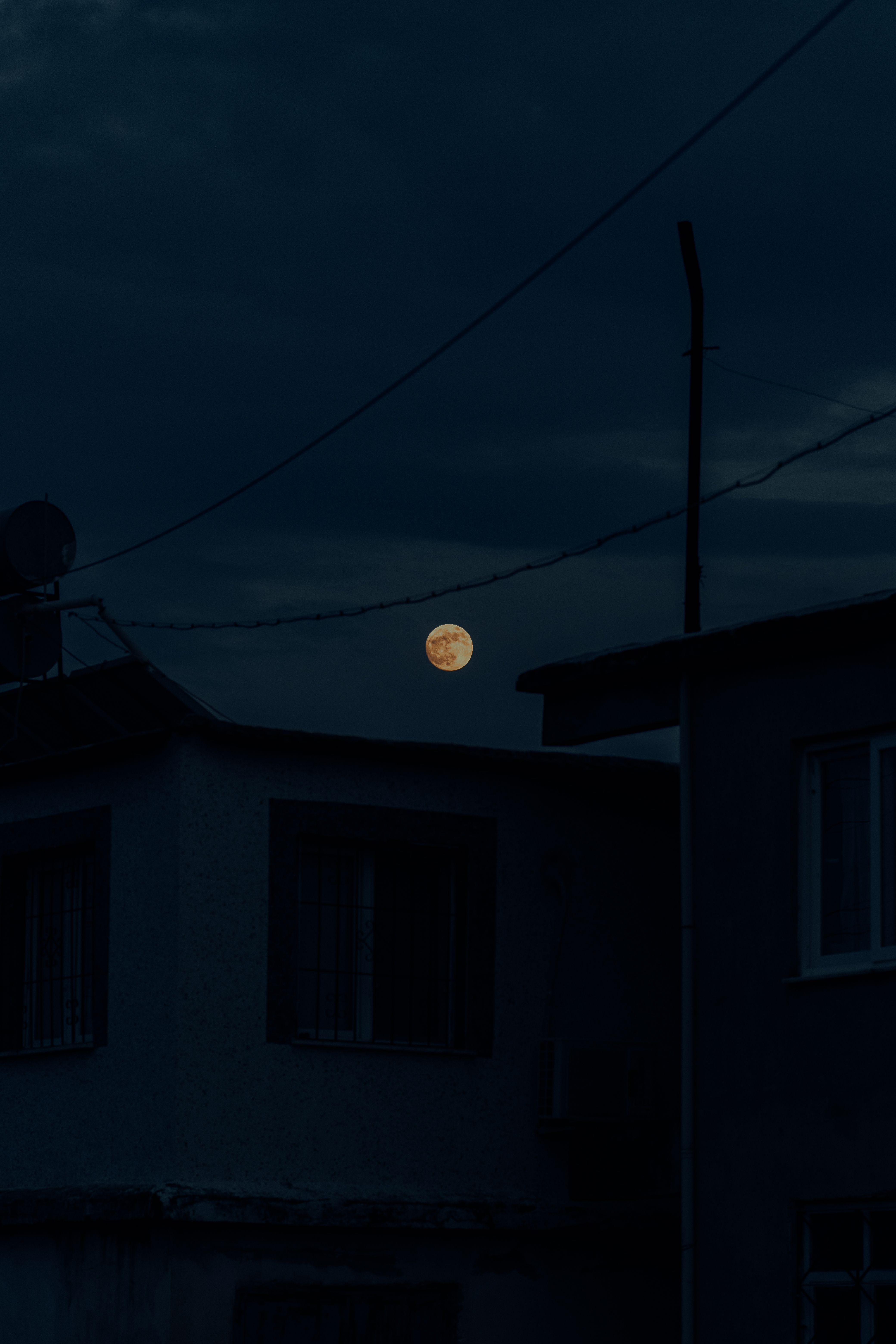 Full Moon above House · Free Stock Photo