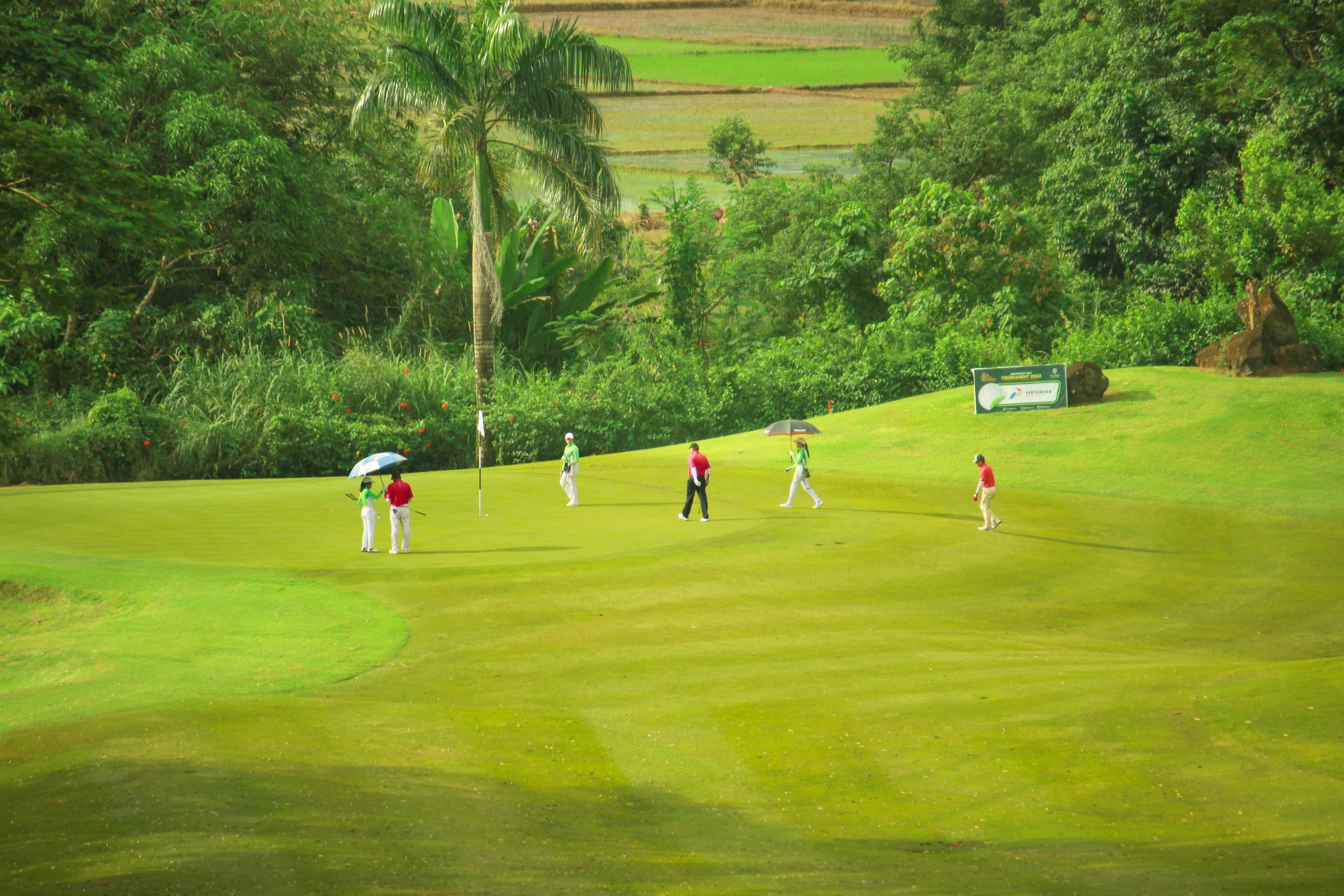 People Playing Golf · Free Stock Photo