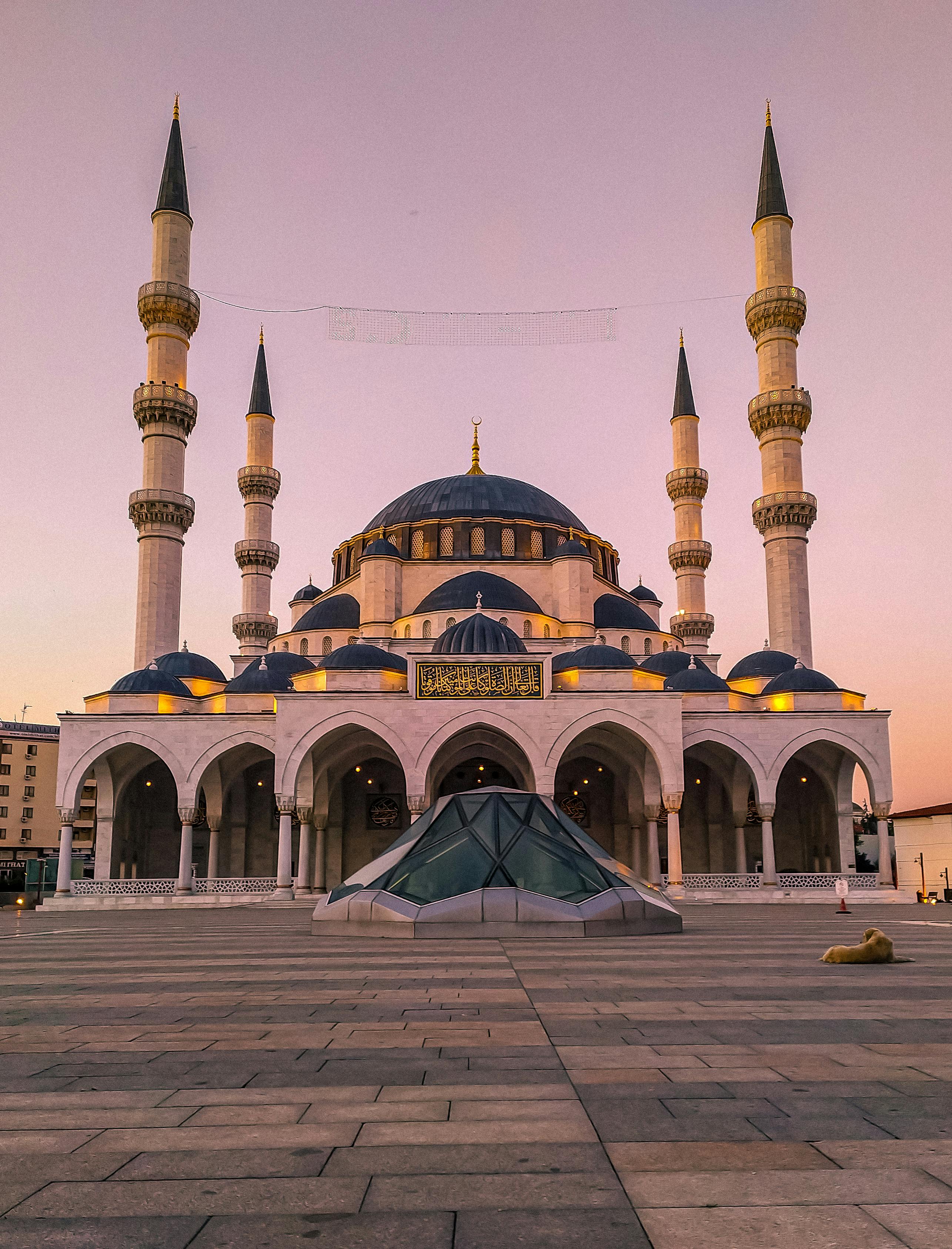 Facade of a Mosque · Free Stock Photo