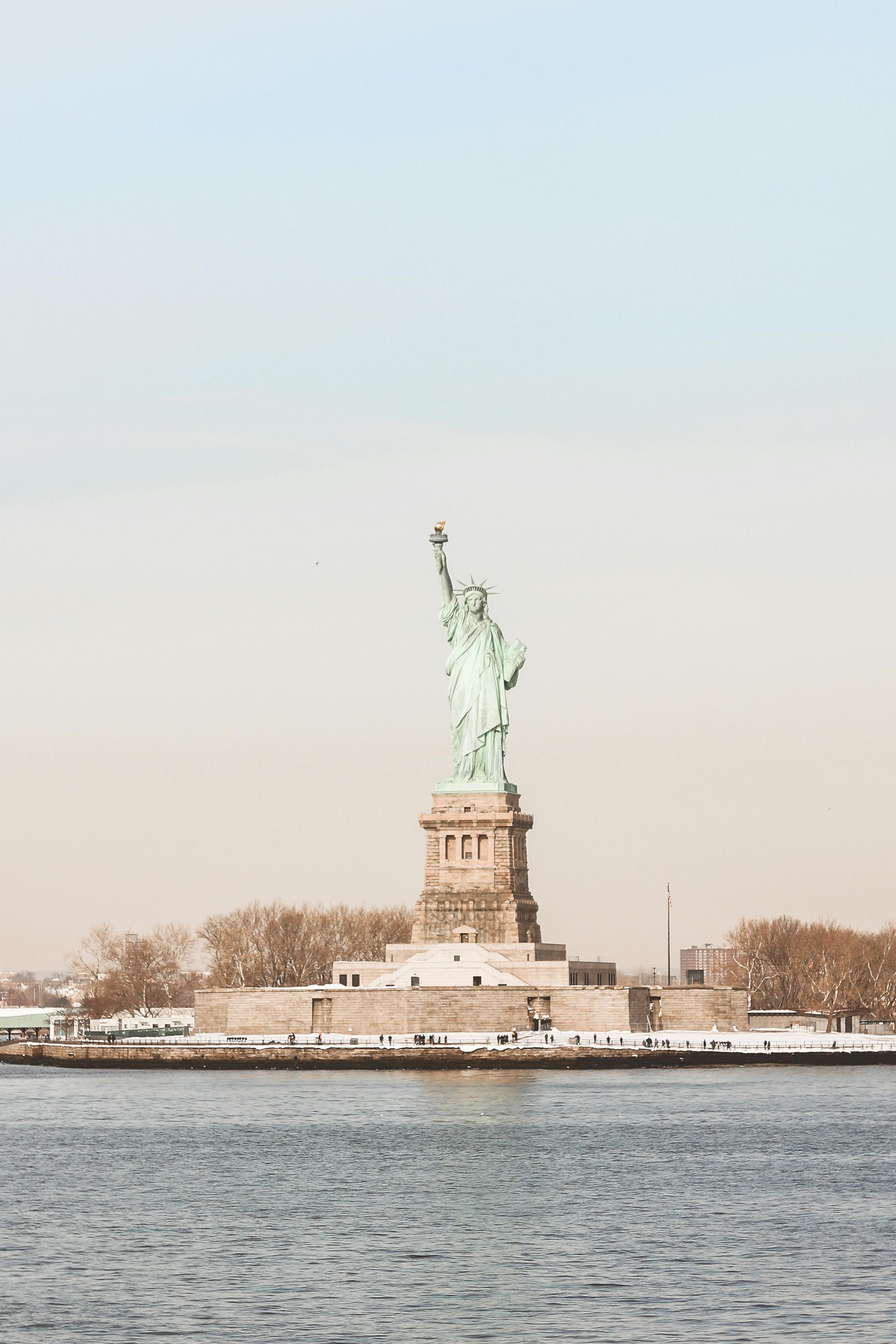 Statue De La Liberté Et Vue Sur Les Toits De New York · Photo gratuite