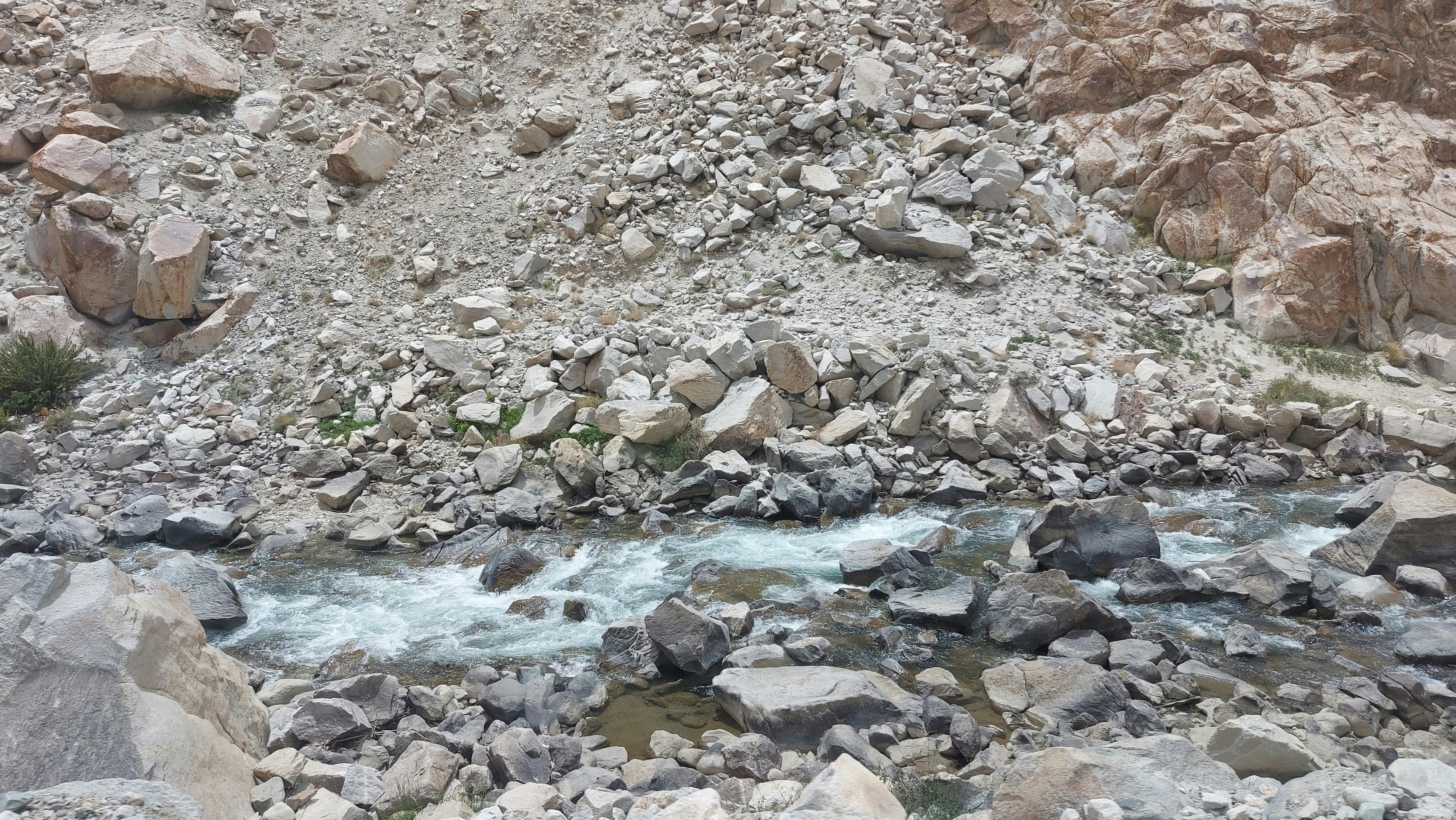 Gray Rocks on the River · Free Stock Photo