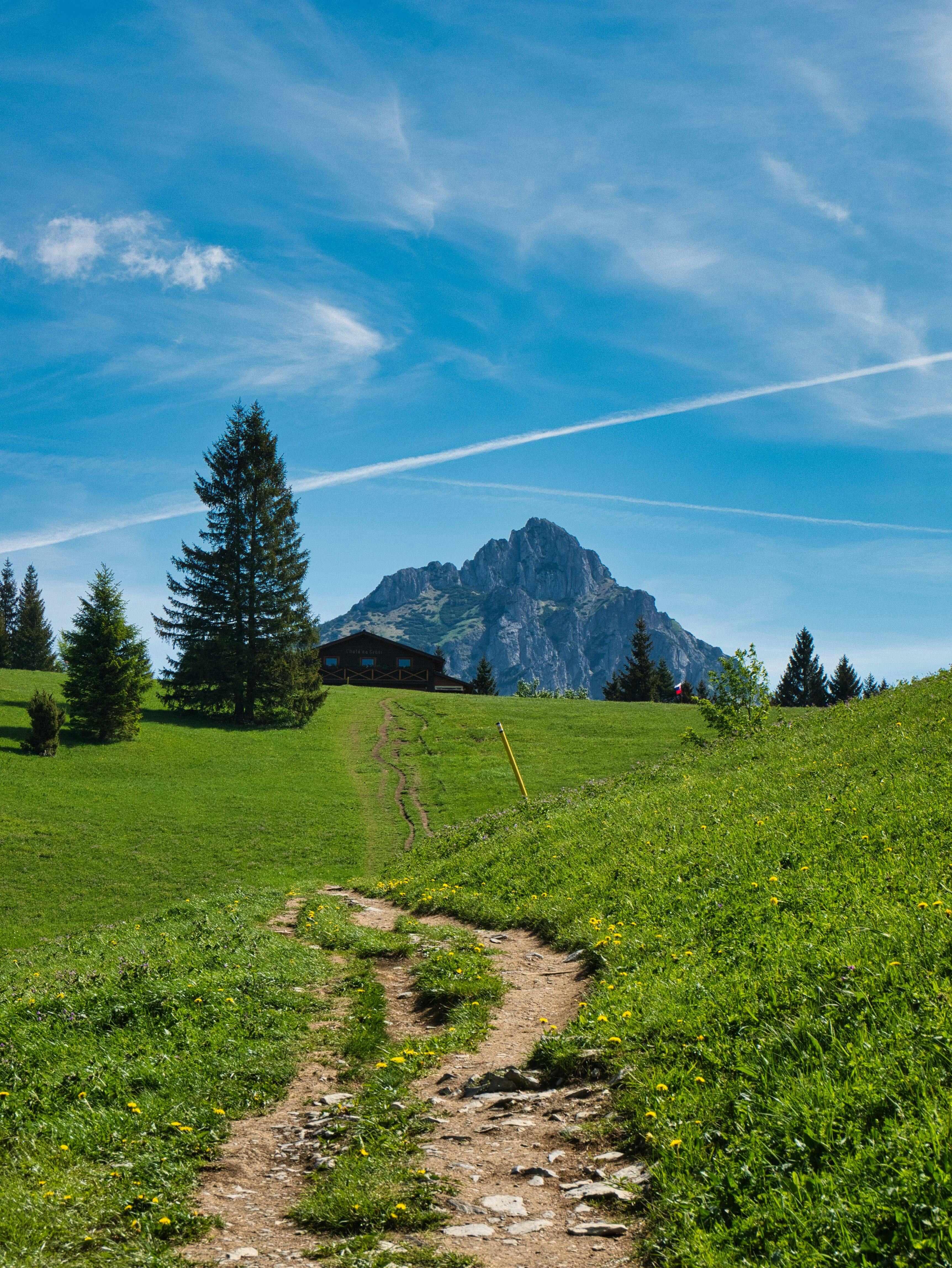 Clear Sky over Footpath to House near Mountain · Free Stock Photo