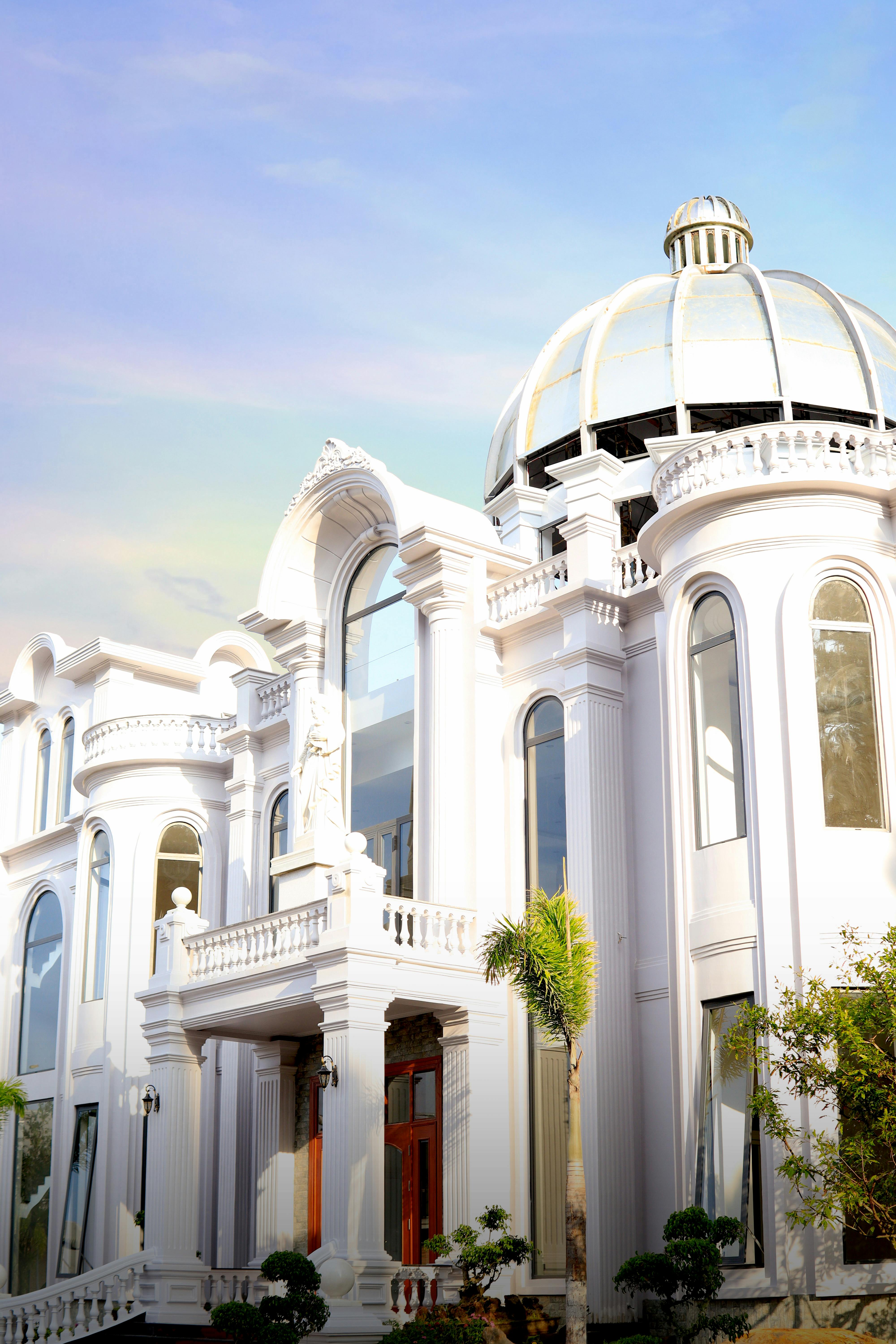 Entrance to Luxurious Mansion · Free Stock Photo