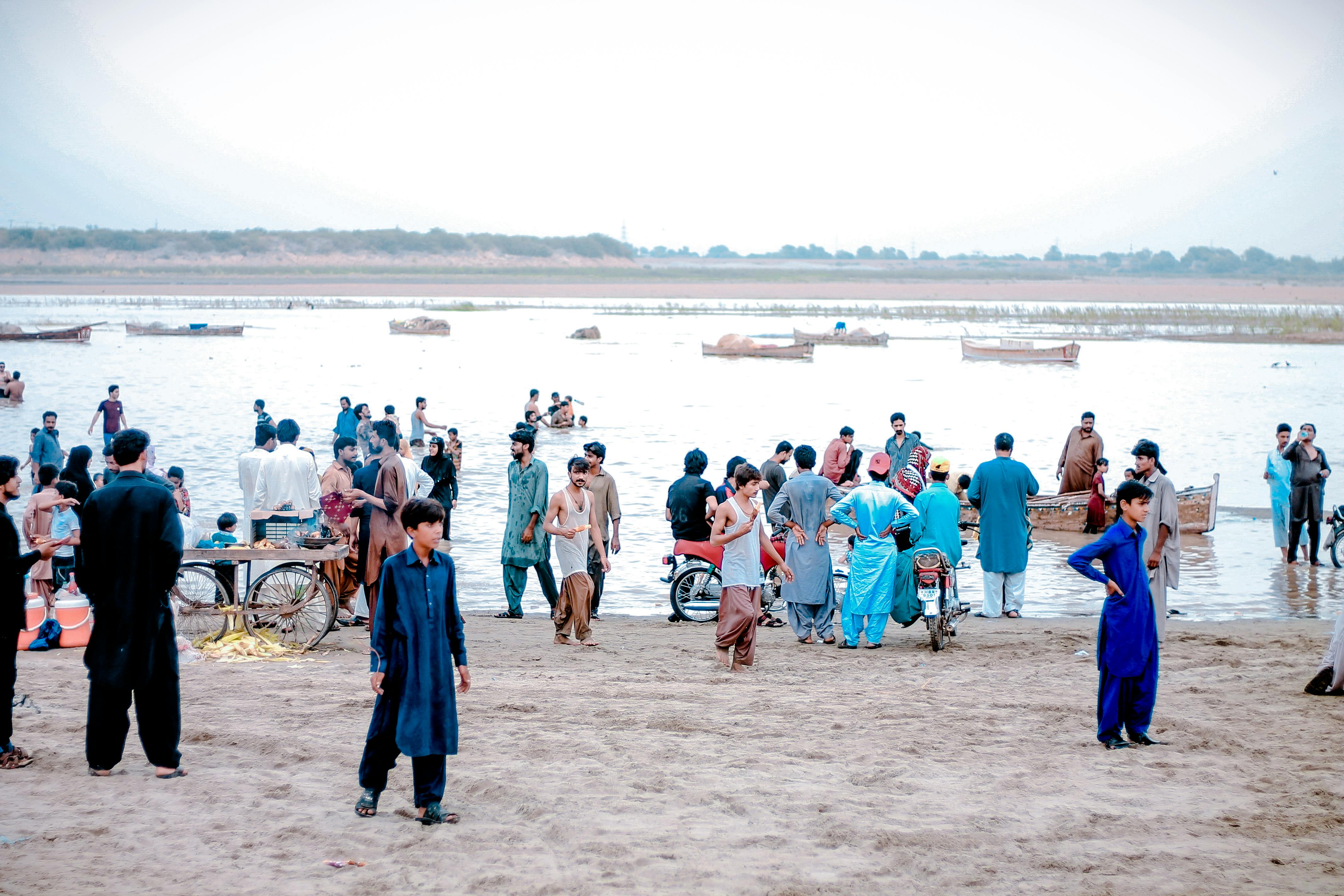 People Near Ocean · Free Stock Photo