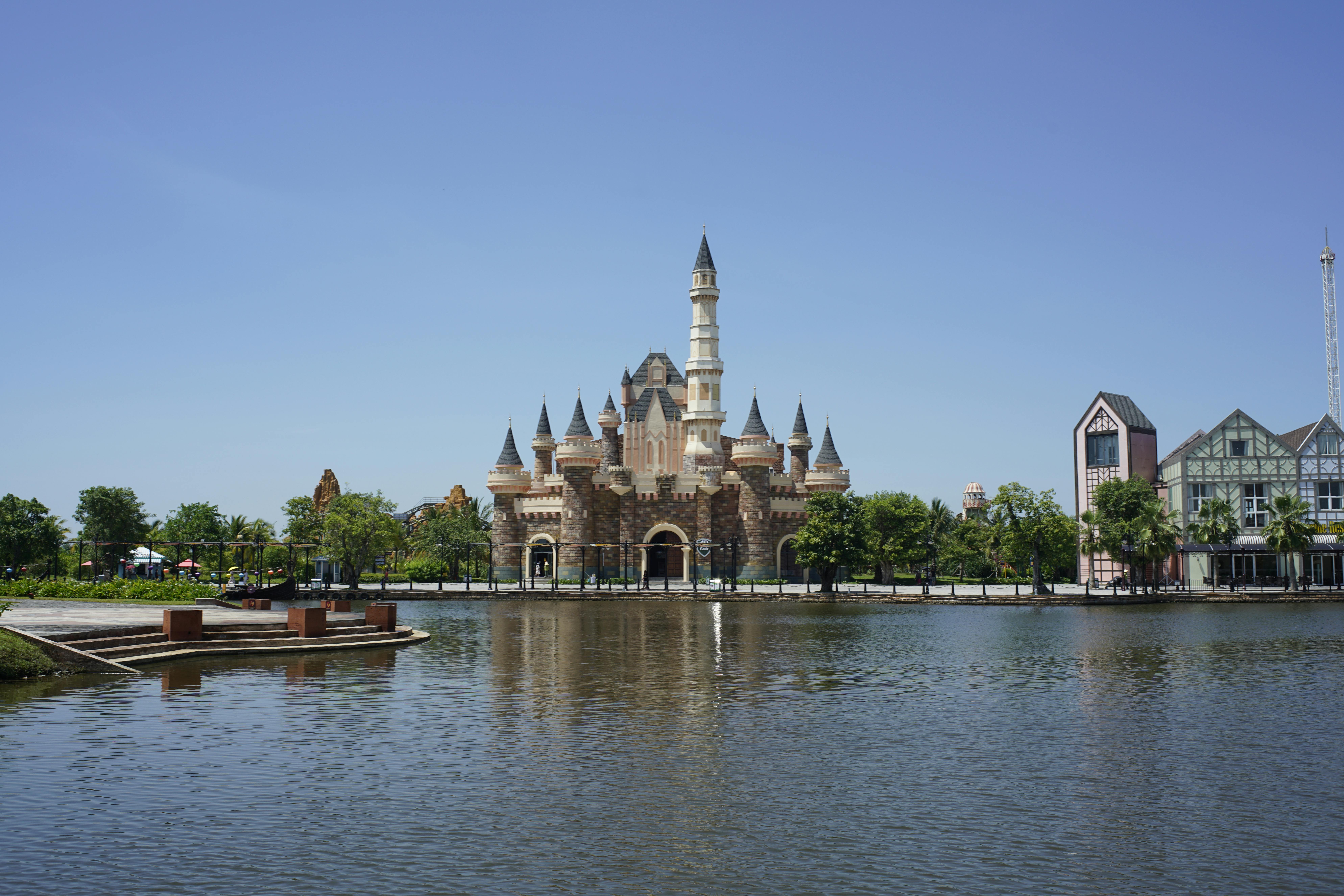 People Walking Towards a Tourist Attraction · Free Stock Photo