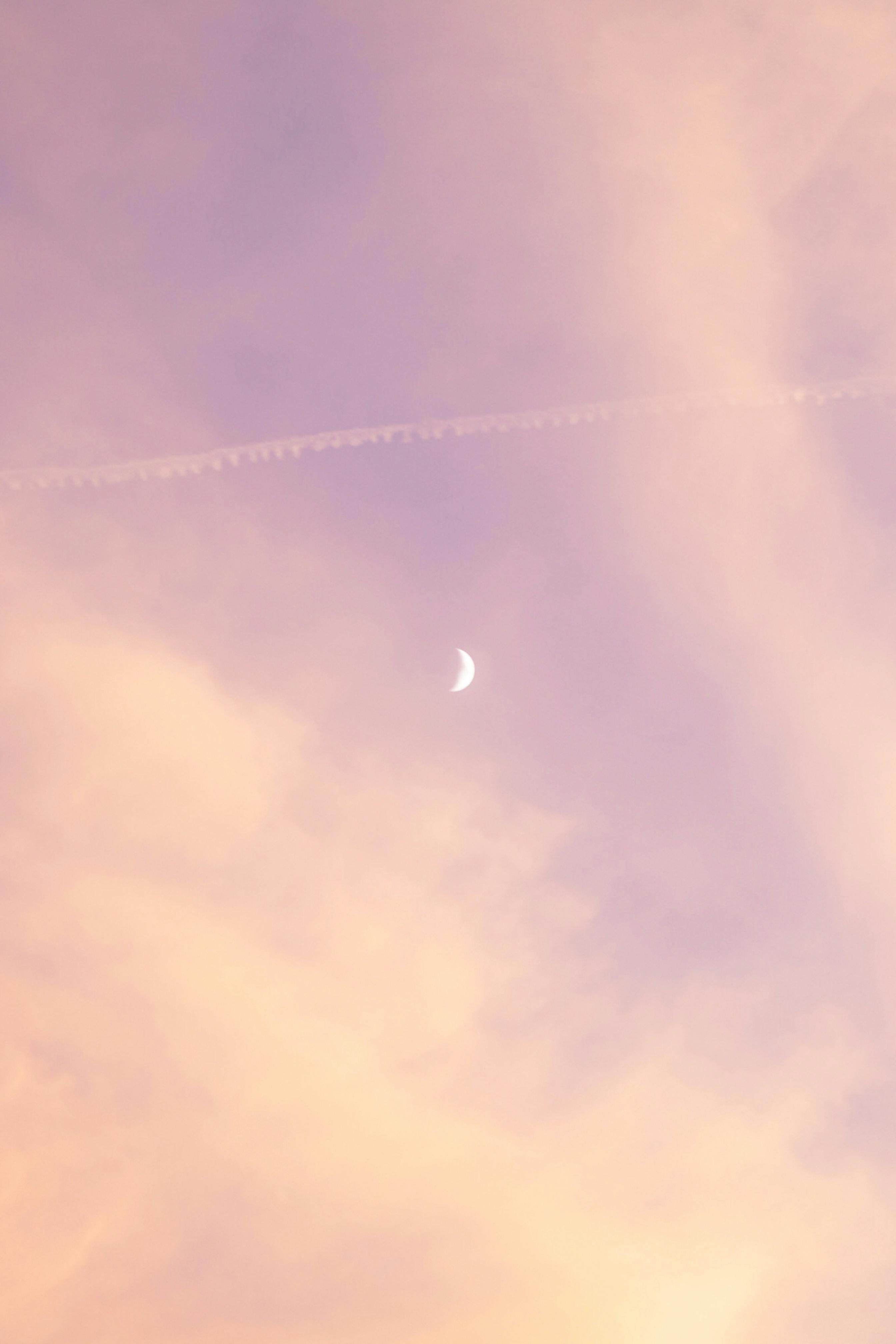 Luna Creciente Y Cielo Al Atardecer En Colores Rosa Pastel Y Morado ...
