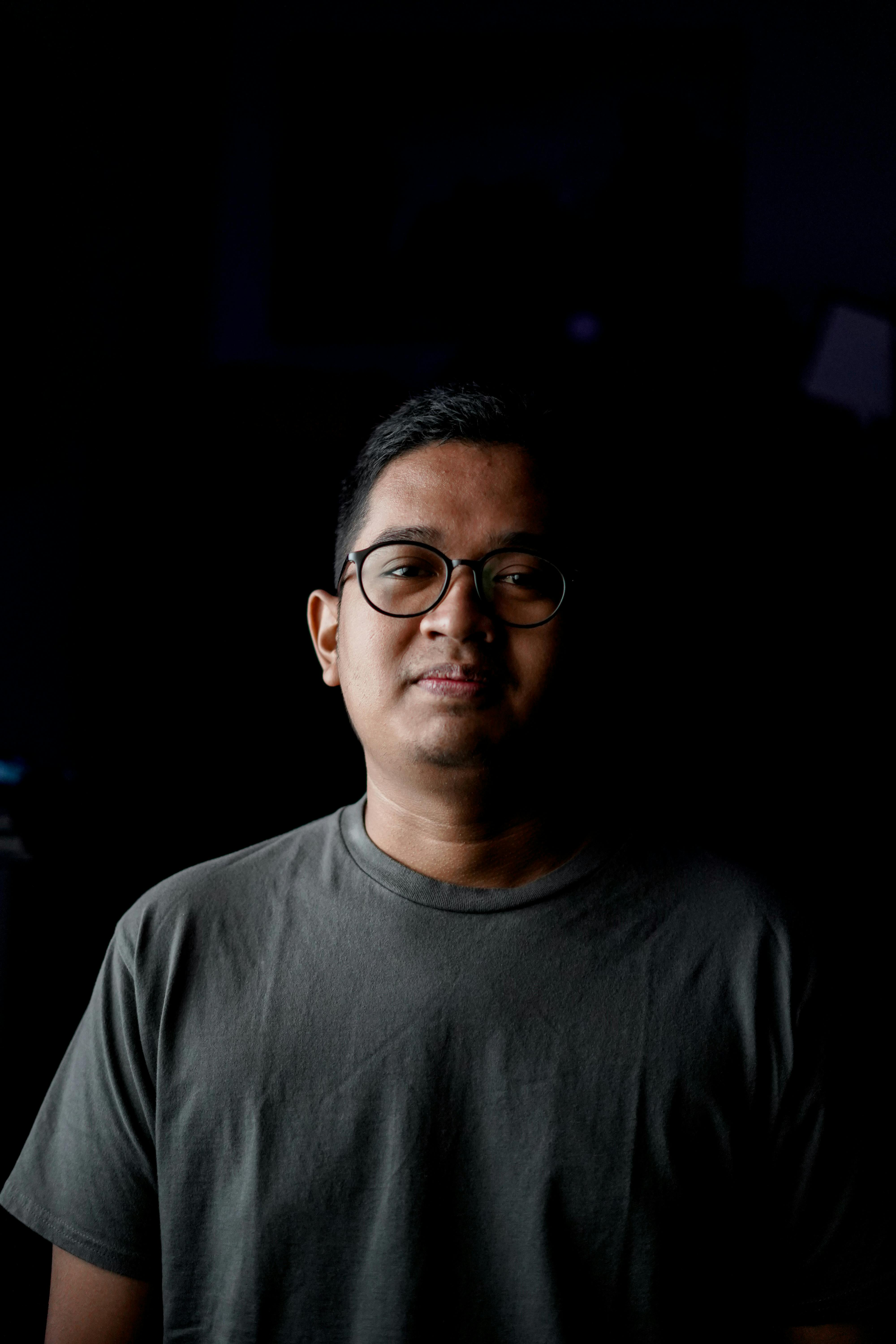 Portrait of a Man in a Gray Shirt Wearing Eyeglasses · Free Stock Photo