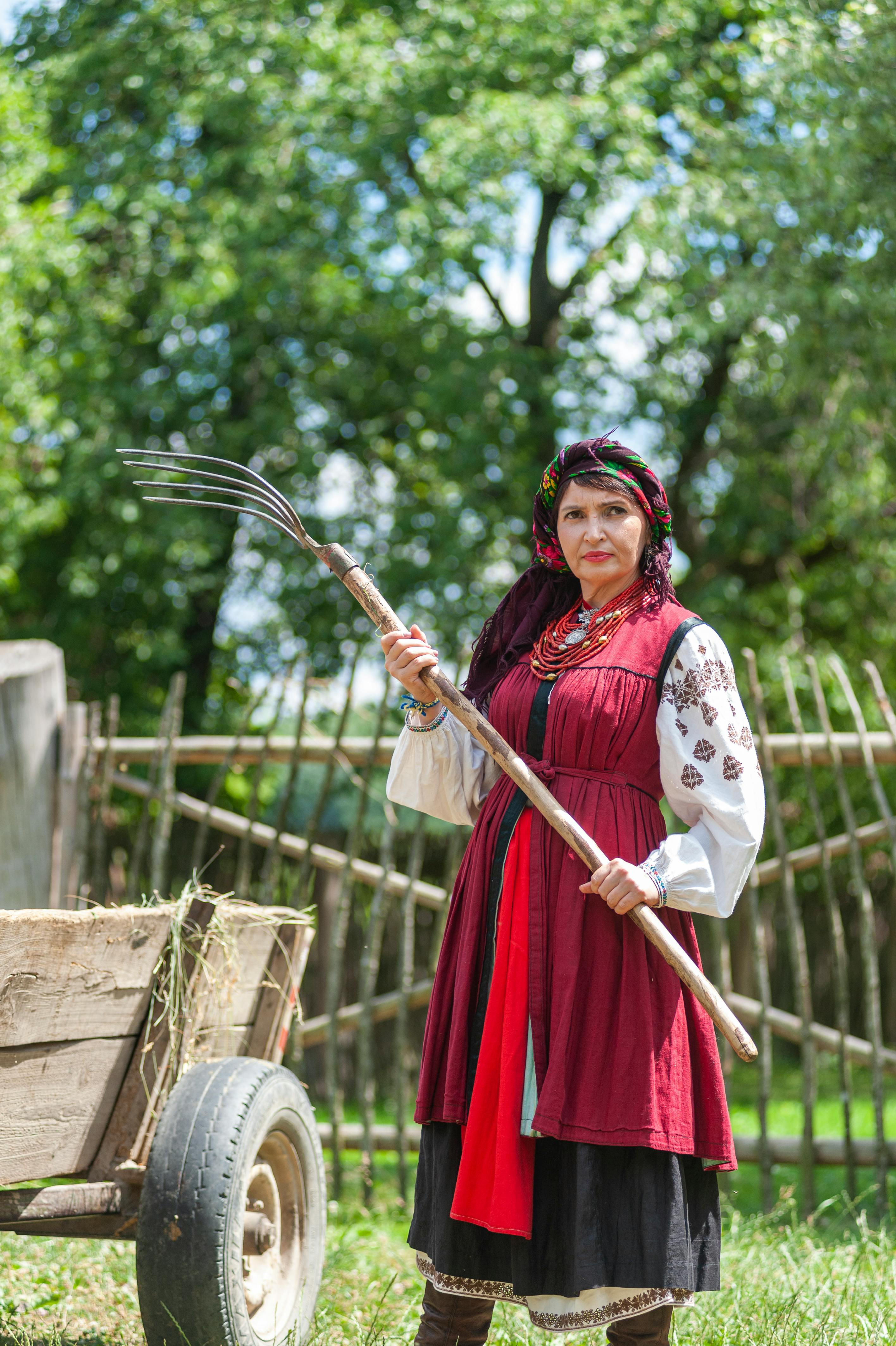 Una Mujer Sosteniendo Una Horca · Foto de stock gratuita