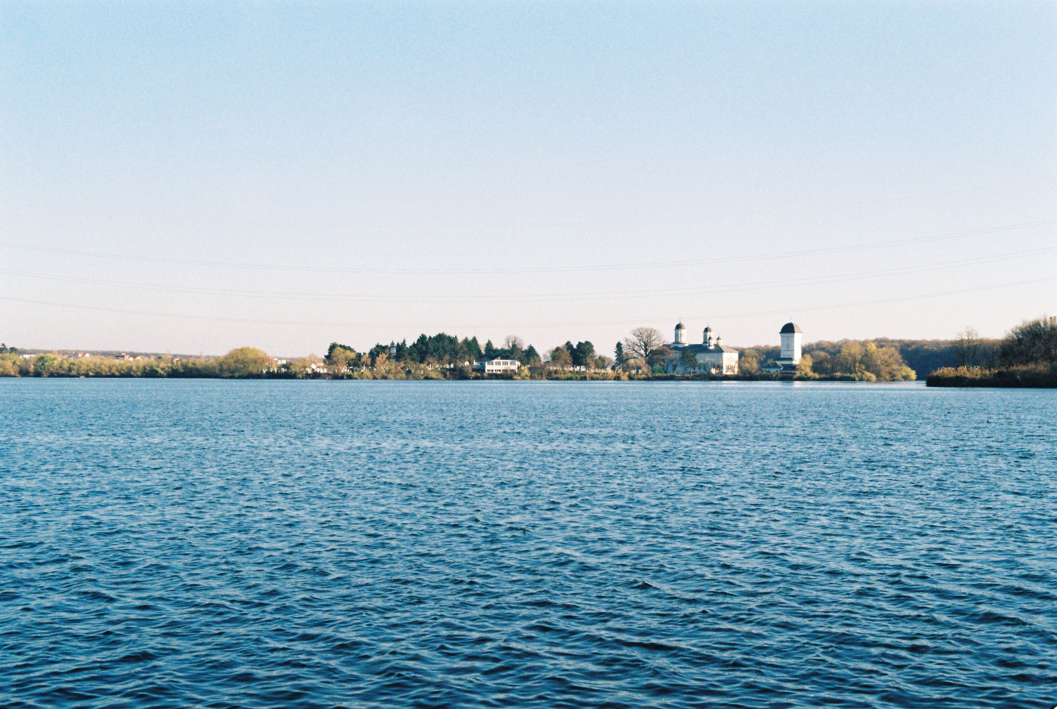 Photo of a Blue Ocean near Buildings · Free Stock Photo