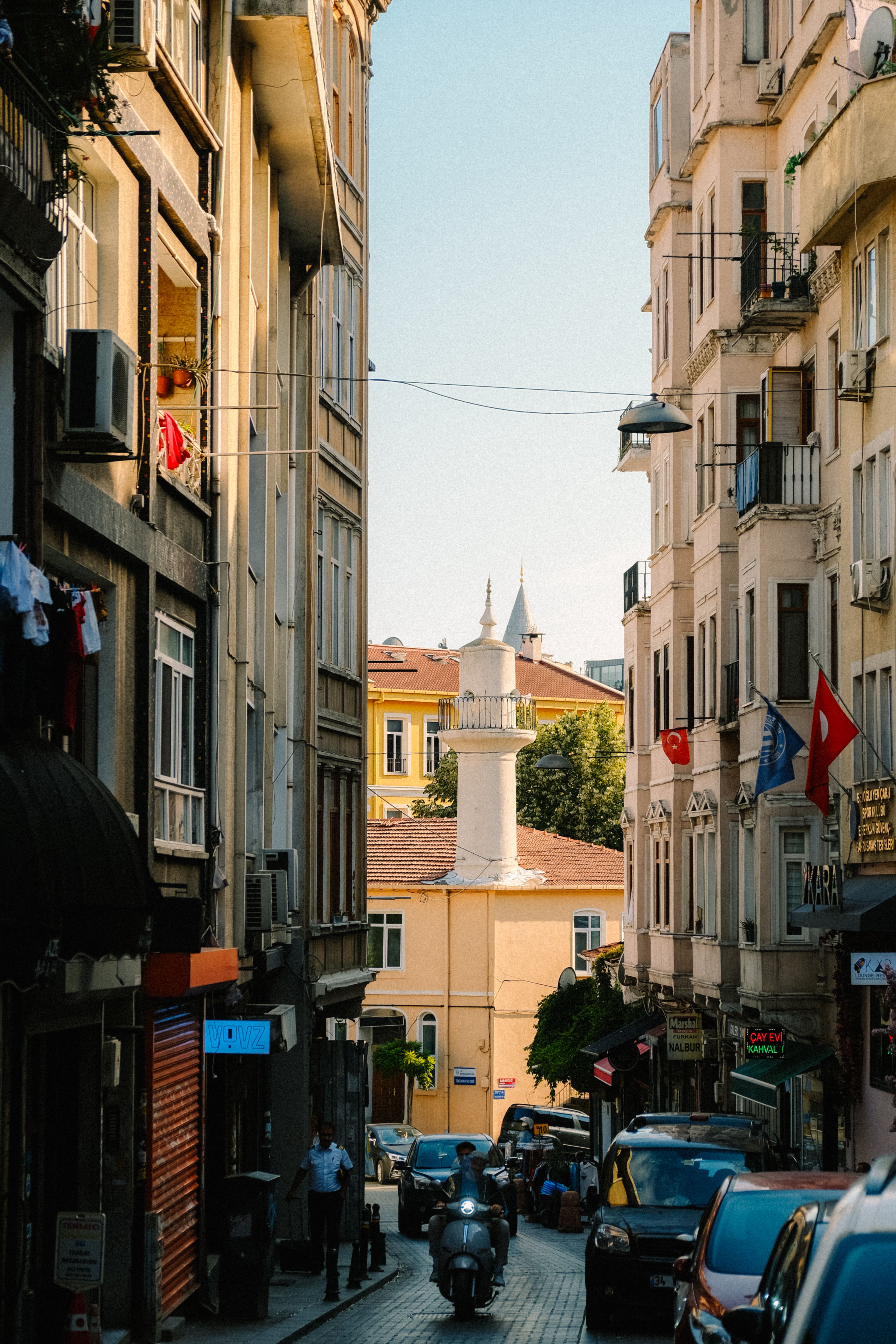 Narrow City Street · Free Stock Photo