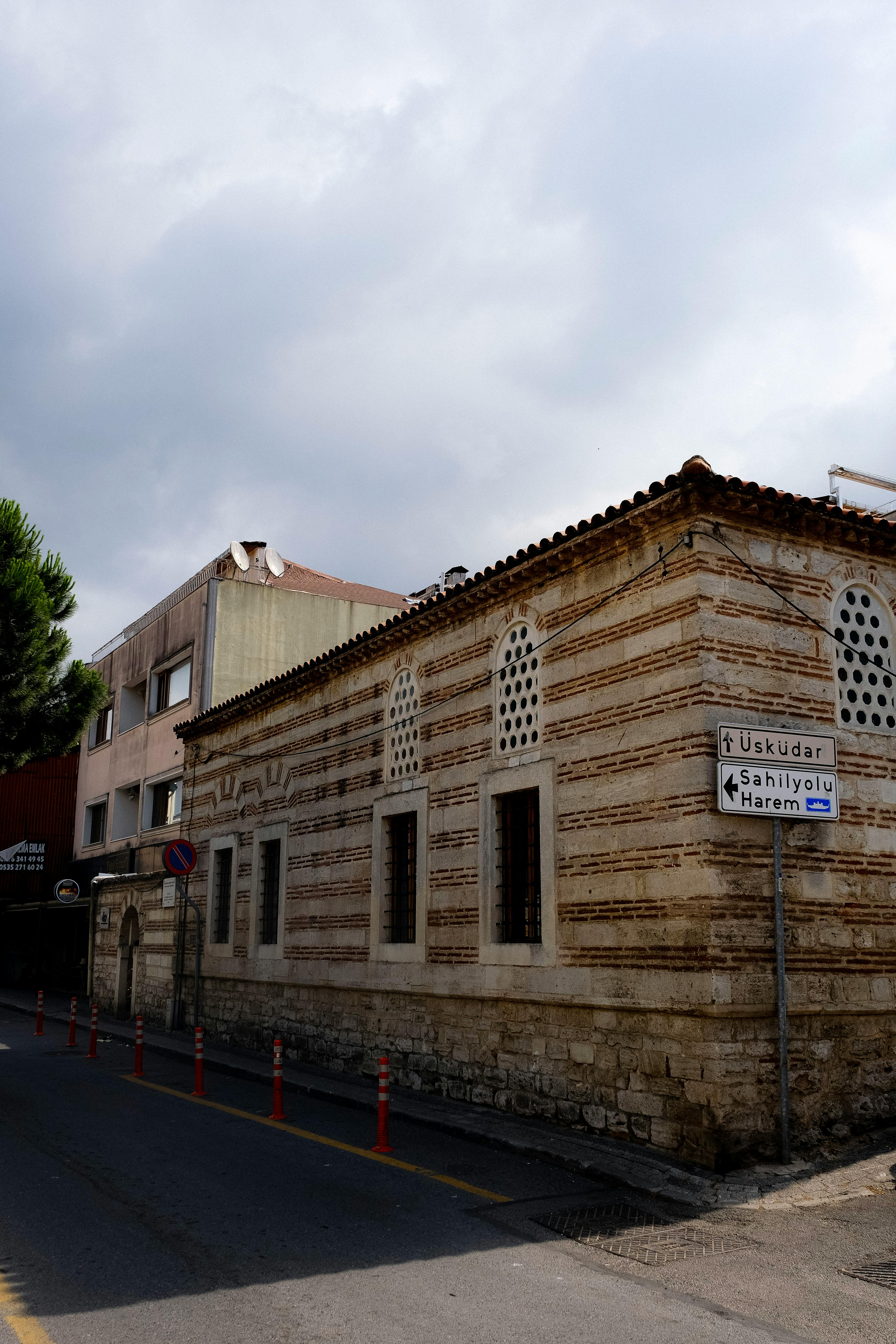 Old Stone Building on City Street · Free Stock Photo