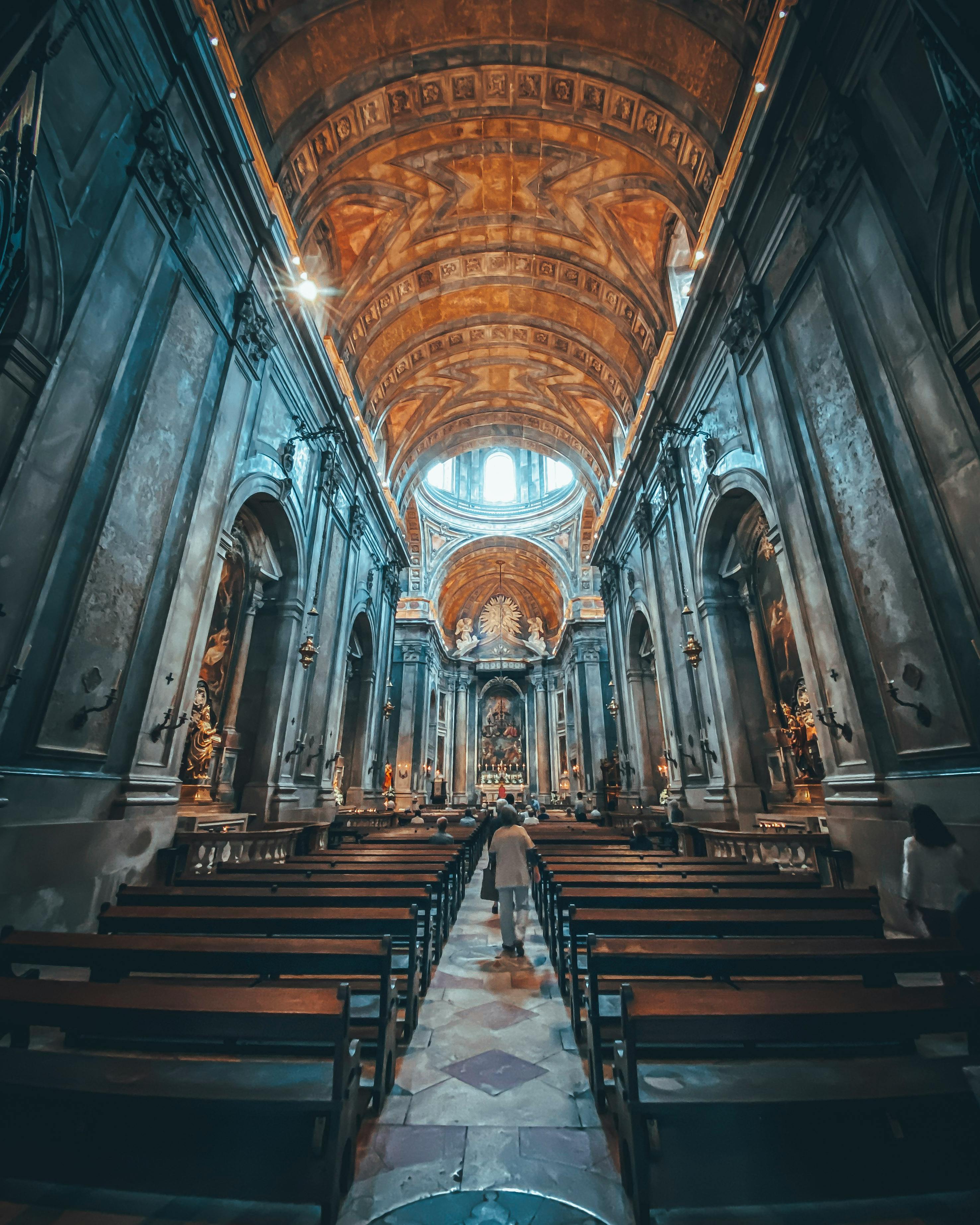 Low Angle Shot of Ornate Ceiling and Column · Free Stock Photo
