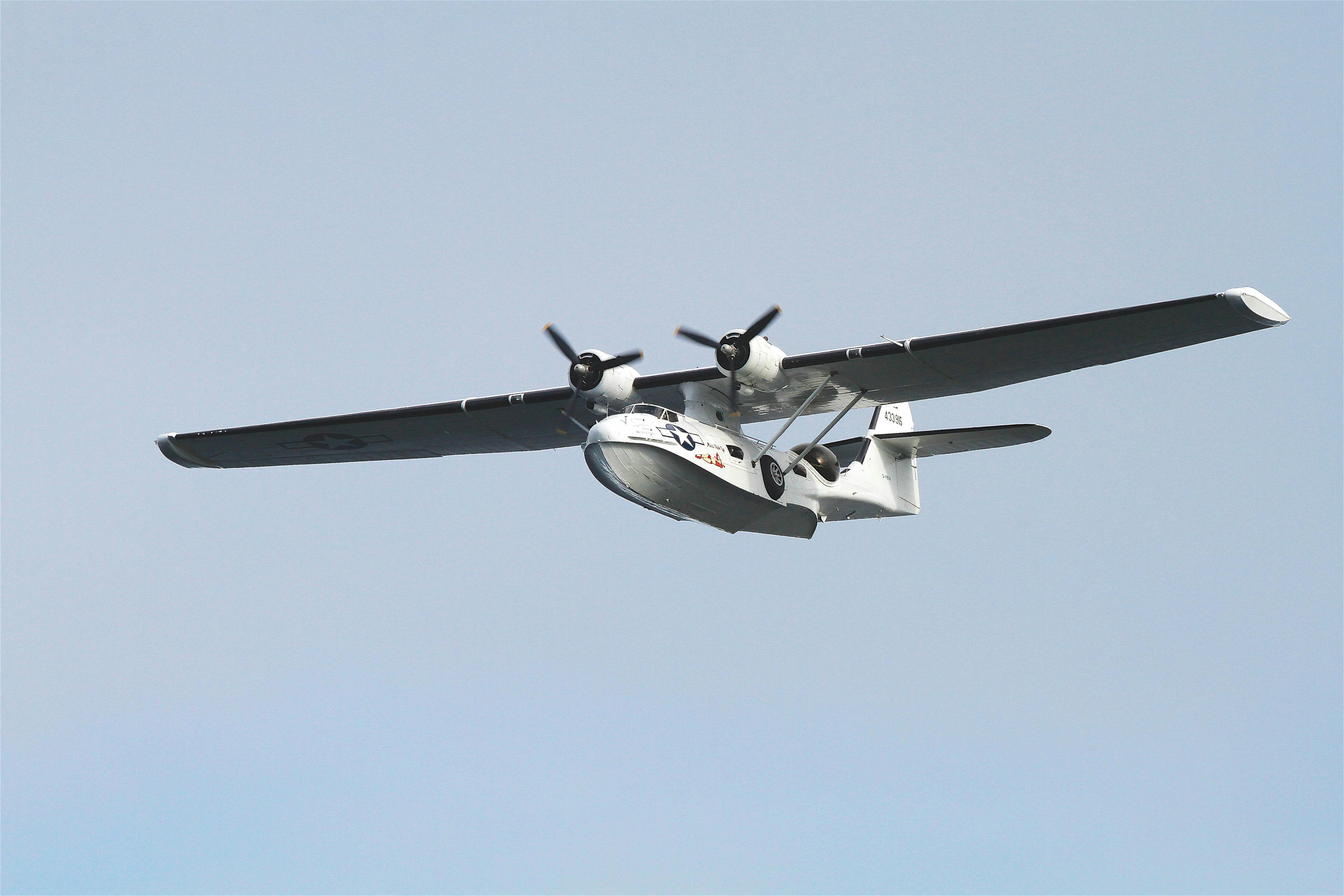 White and Gray Airplane in the Middle of Sky · Free Stock Photo
