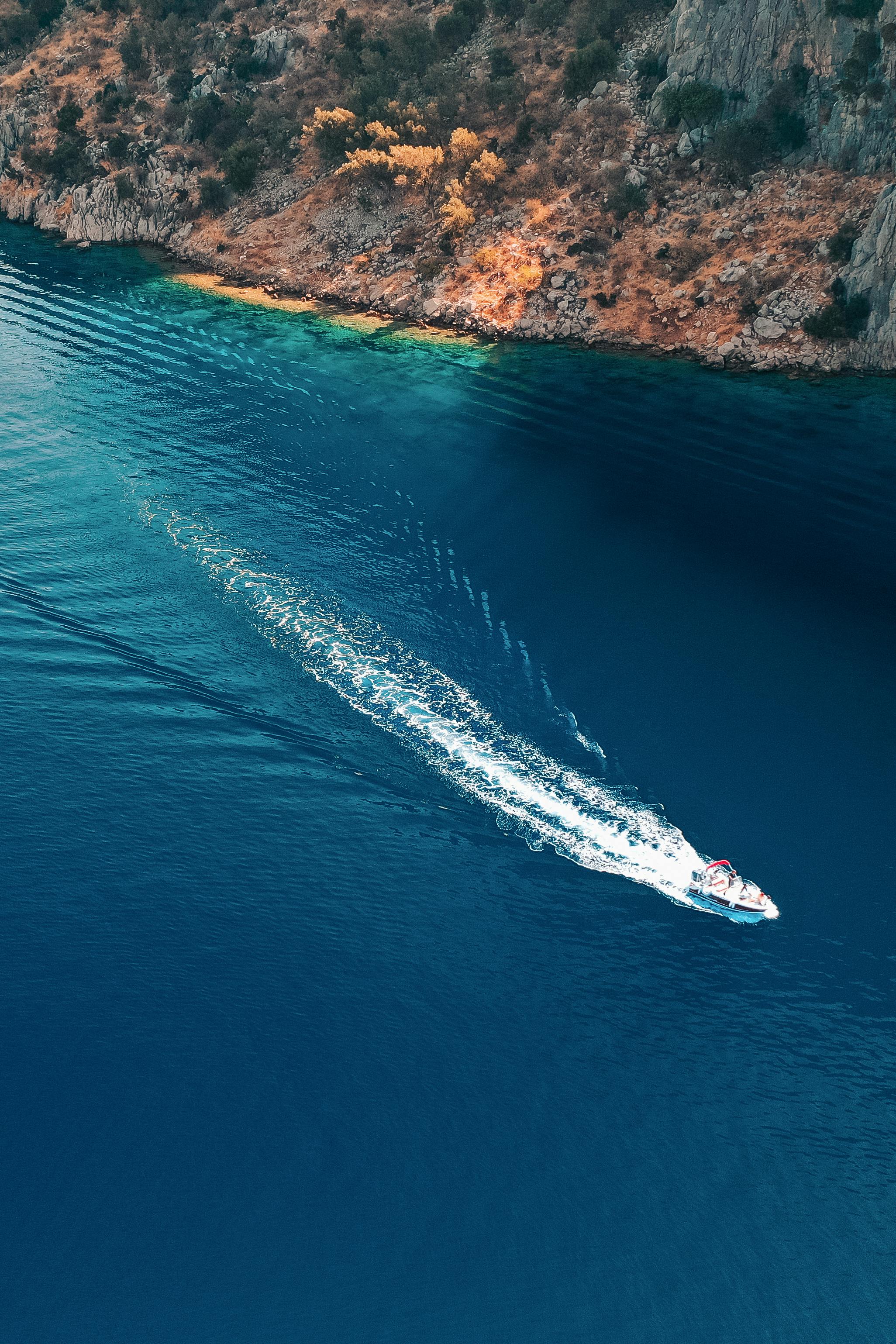 Speedboat on Water · Free Stock Photo