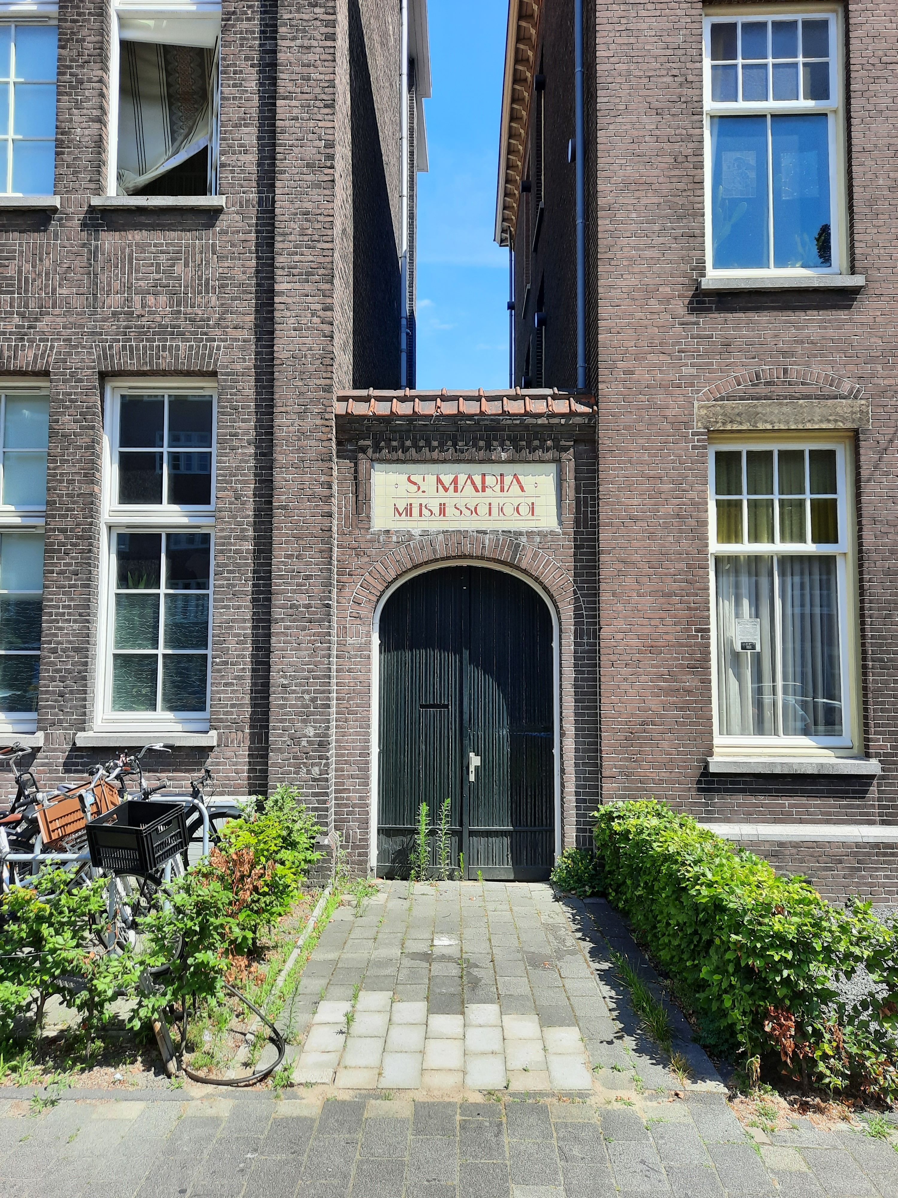 Gateway Entrance to the Building · Free Stock Photo