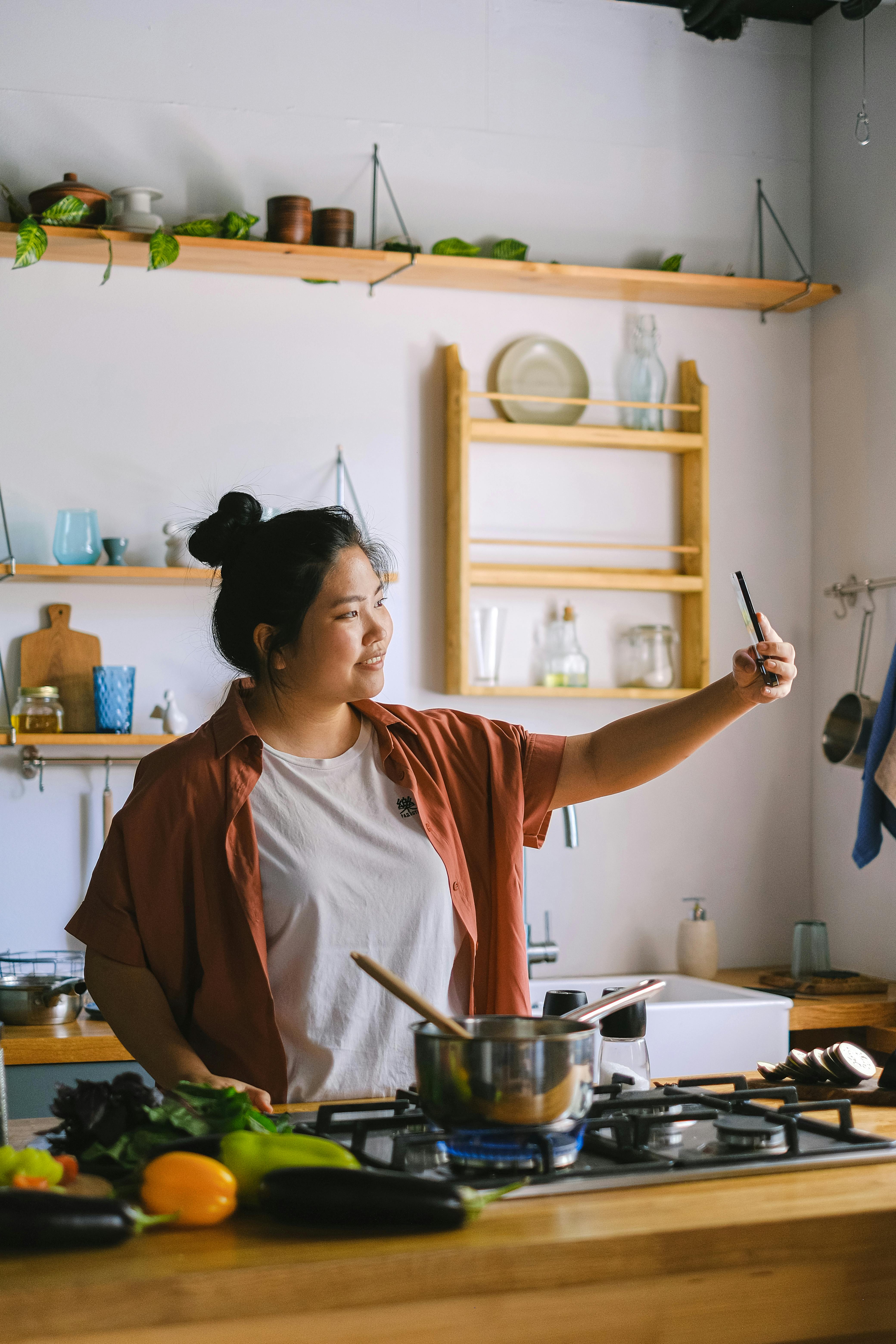 498,587+ Best Free Woman in kitchen Stock Photos & Images · 100% ...