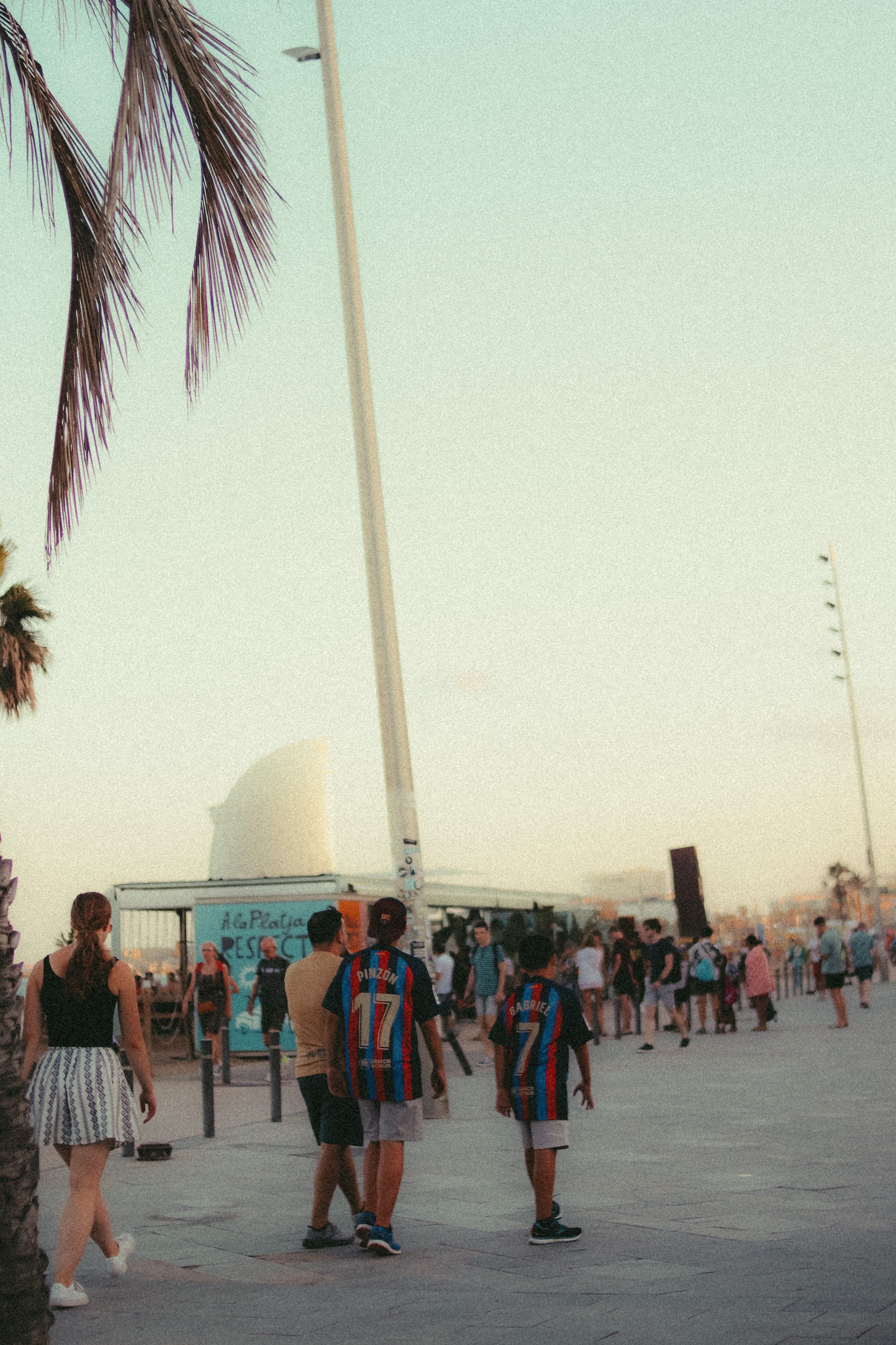 People in Seaside in the Evening · Free Stock Photo