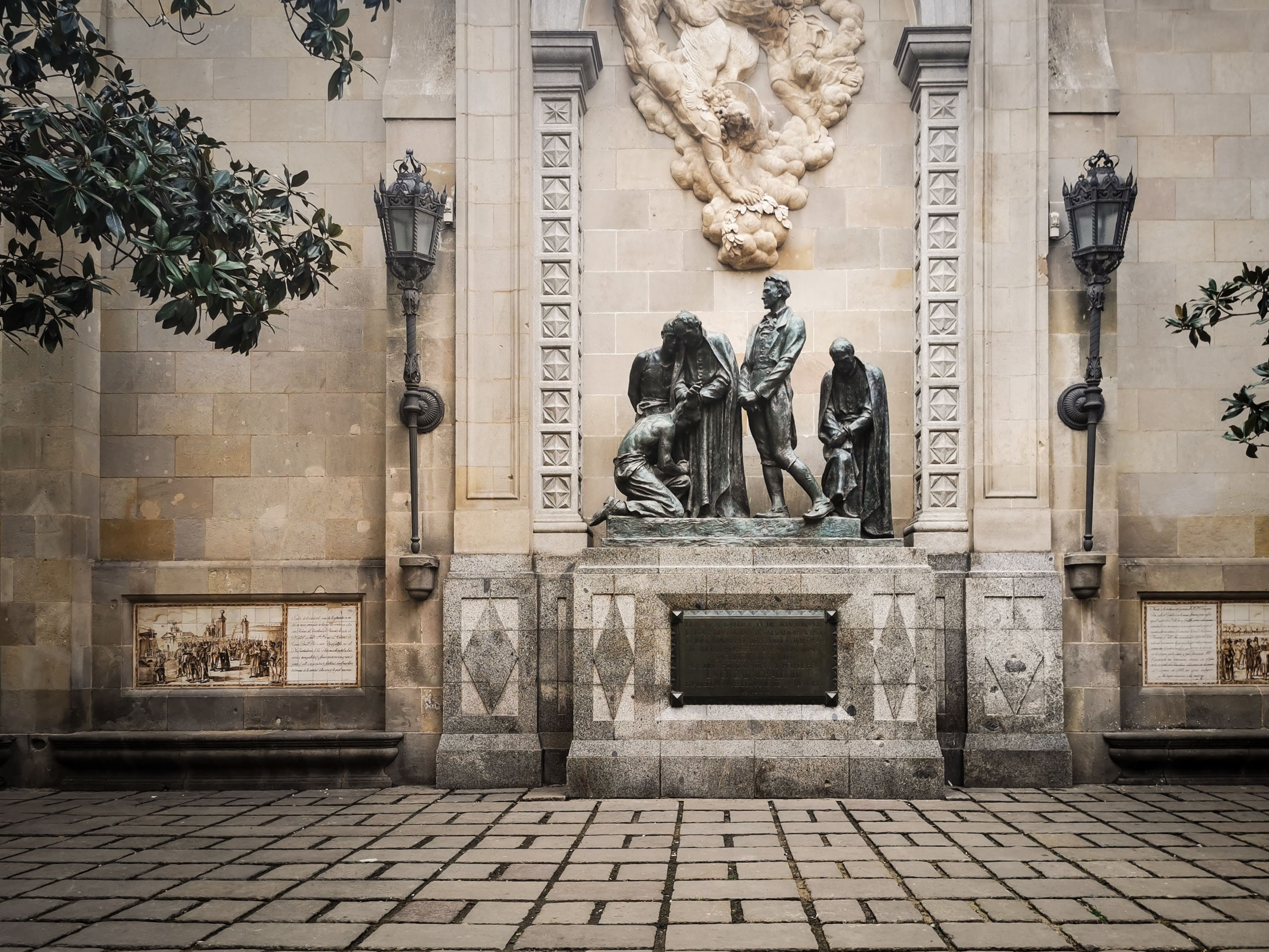 Concrete Statues in front of a Building · Free Stock Photo
