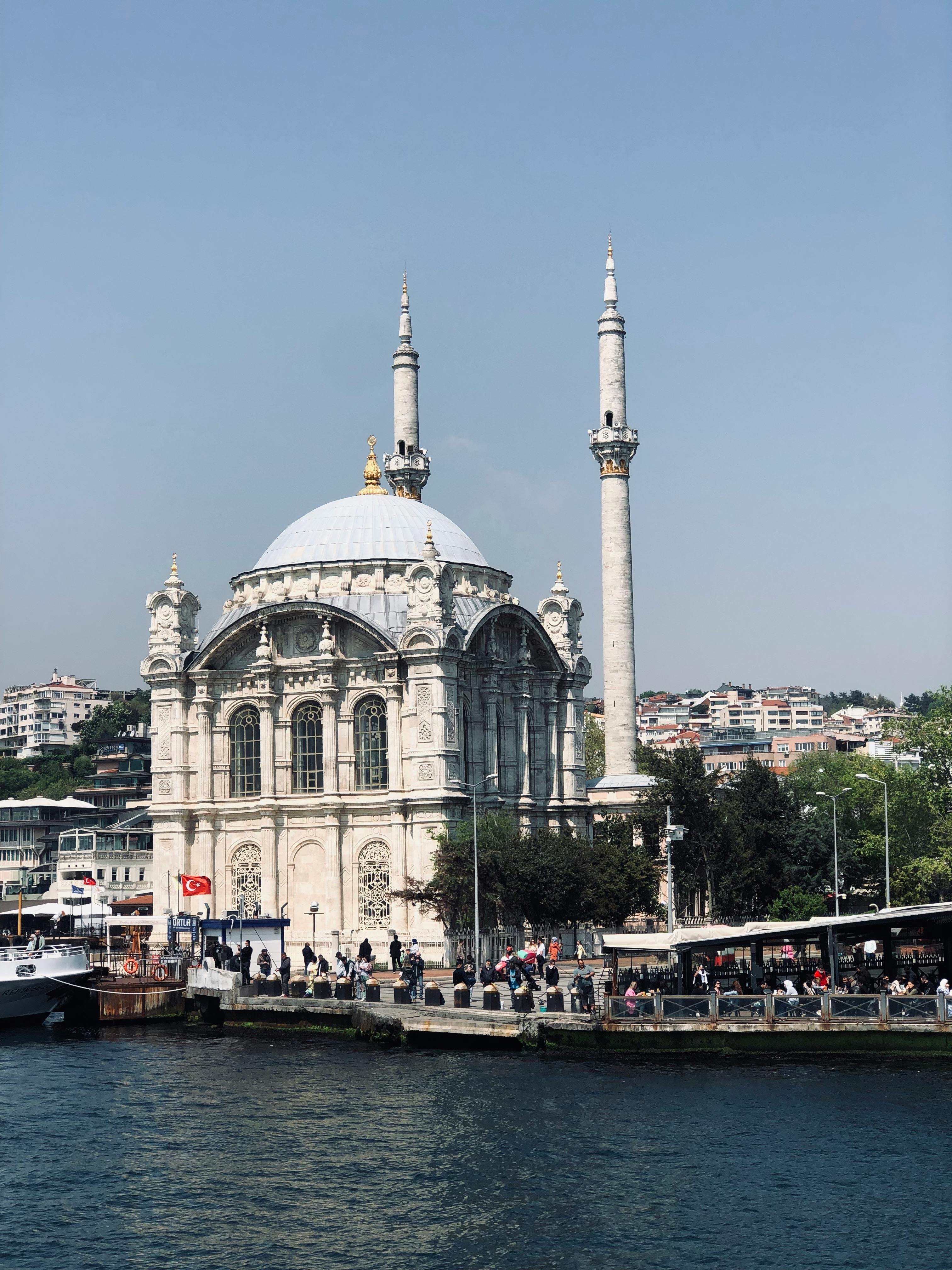 Mosque and Minarets on a Riverbank · Free Stock Photo