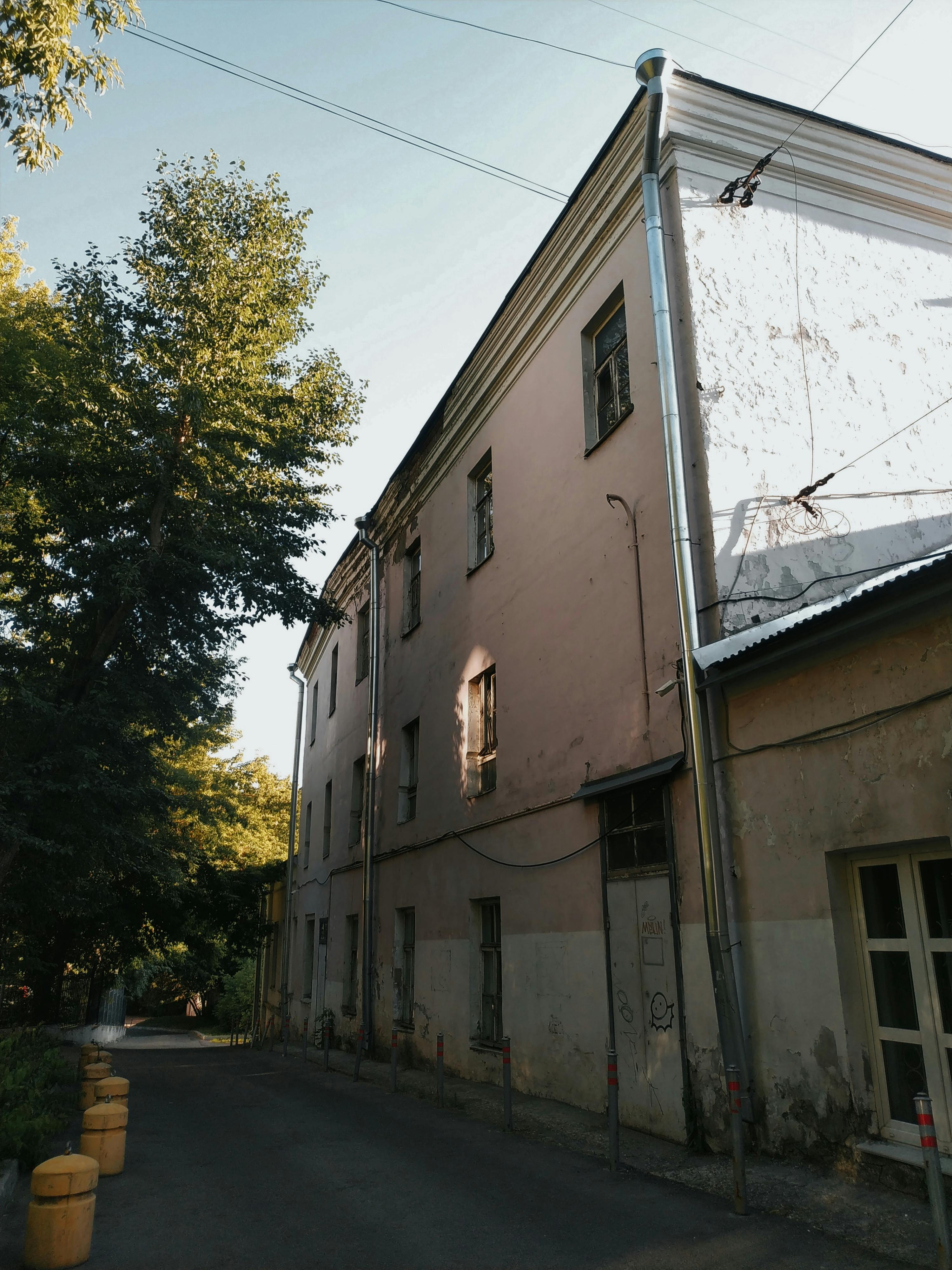 Entrance to Brick House from Back Alley · Free Stock Photo